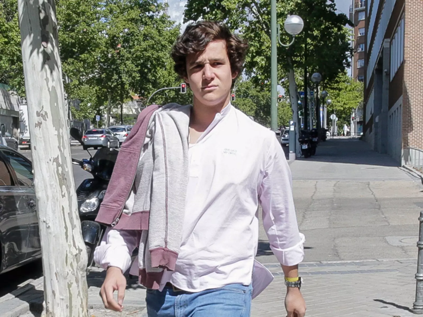 Felipe Froiln melalui jalan-jalan di Madrid.