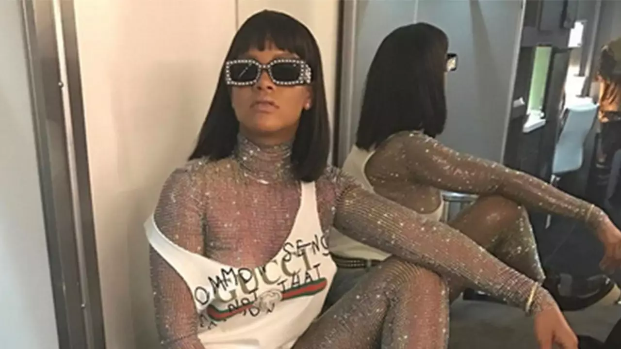 C'est ainsi que Rihanna s'est retrouvée à Coachella d'un coup de crayon avec la posture du festival