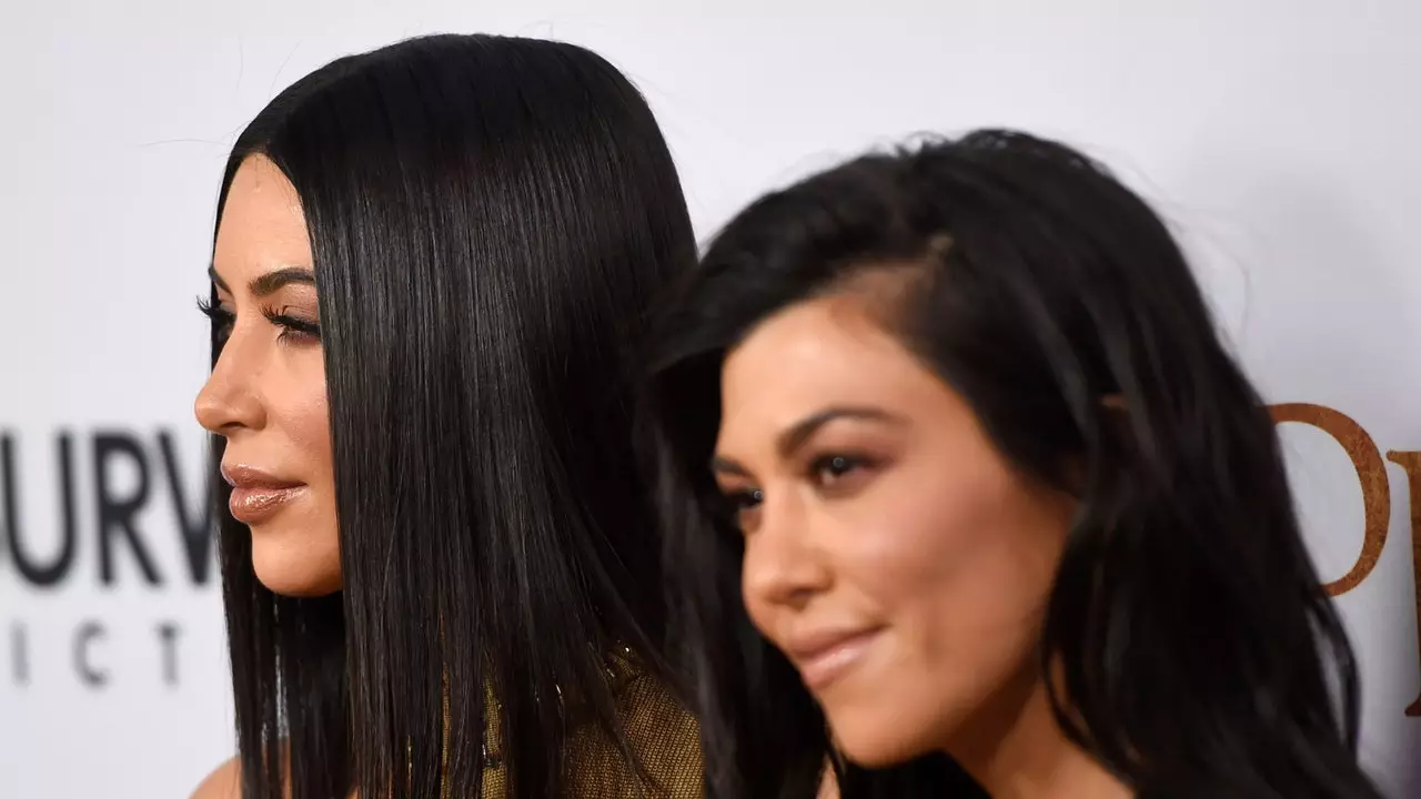 Kim en Kourtney ferklaaie as Michael Jackson en Madonna