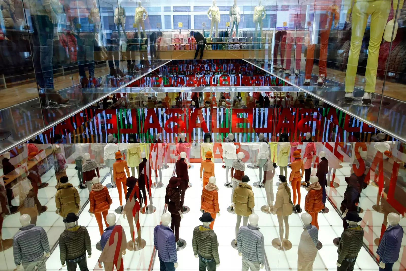 Intérieur d'un magasin Uniqlo.