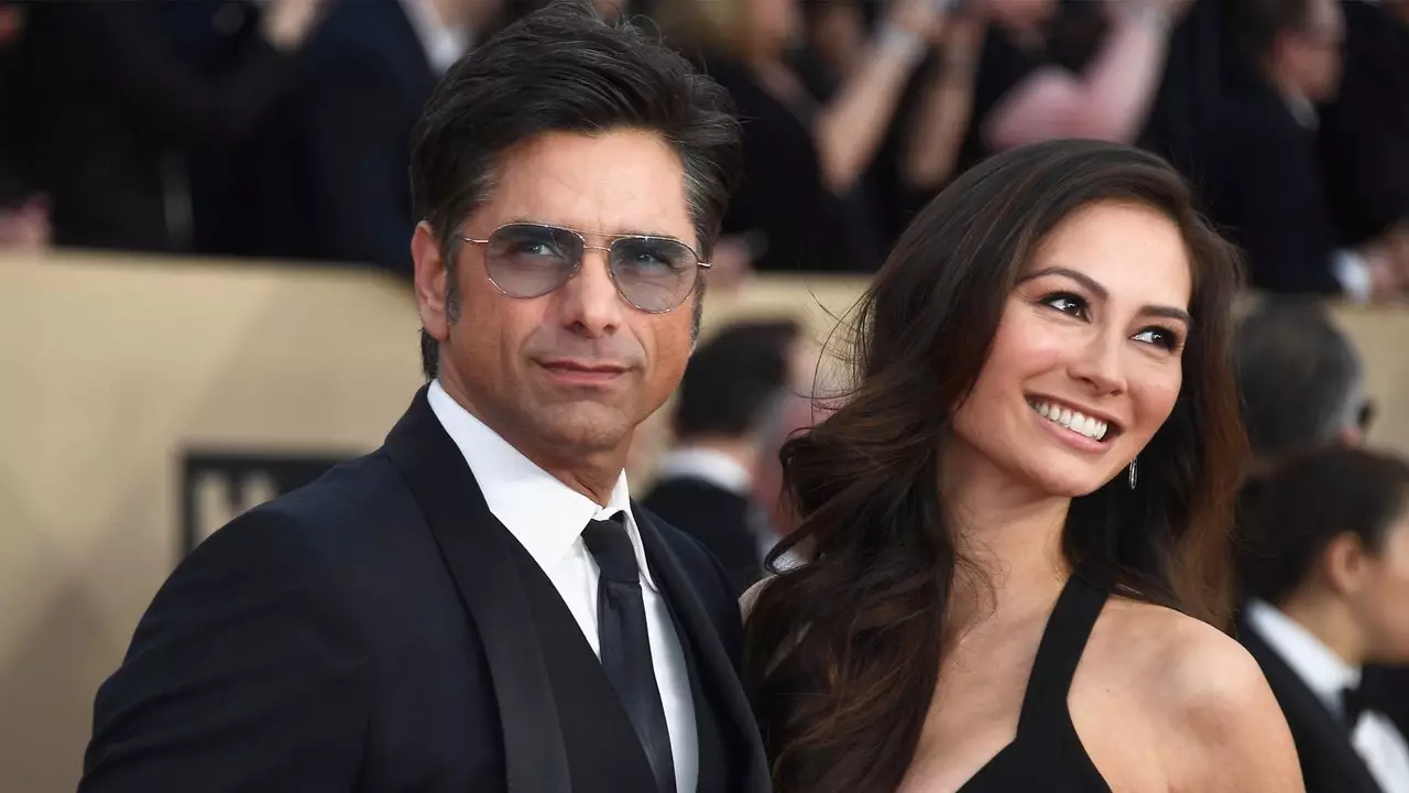 සමට සම සහ කළු සහ සුදු: John Stamos ඔහුගේ පුත් බිලීගේ පළමු ඡායාරූපය ප්‍රකාශයට පත් කරයි