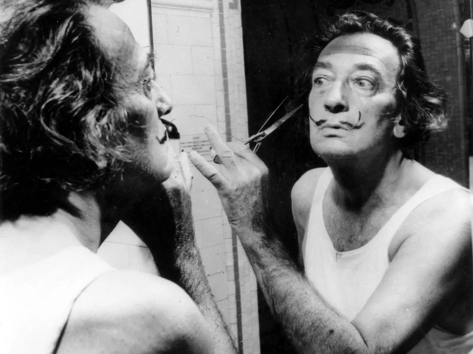 Dalí foran et speil i 1964.