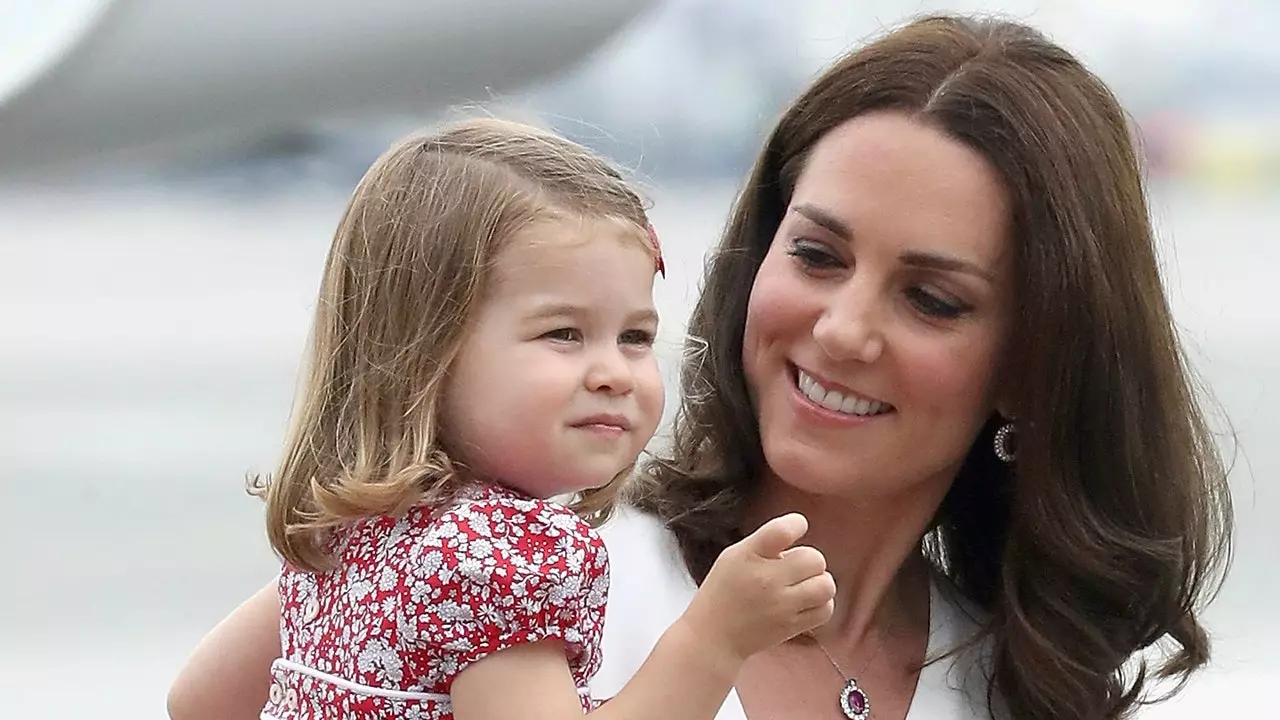 E leai se tasi na te suia le Princess Charlotte i le laina o le faasologa. Ma o le talafaasolopito lenei