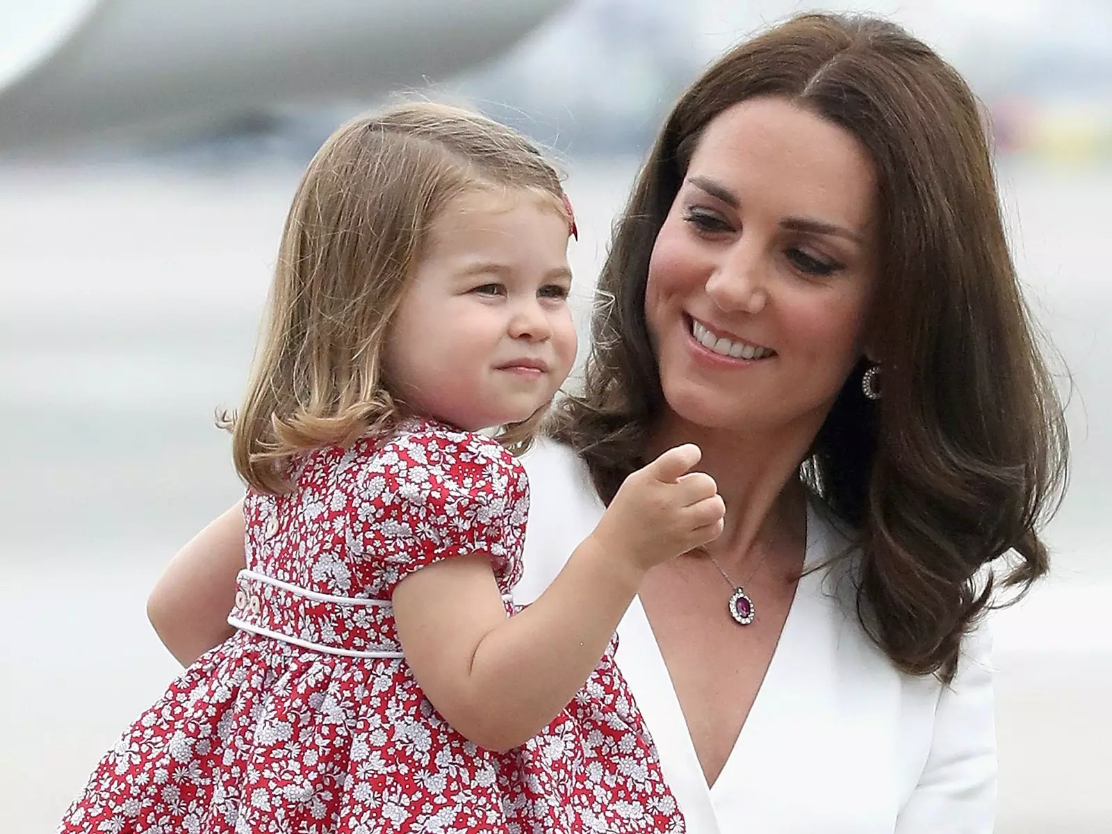 Charlotte kaj Kate Middleton.