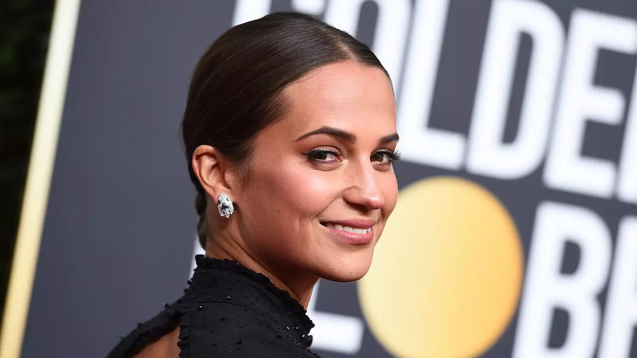 Dyma fideo o Alicia Vikander yn ennill cystadleuaeth chwarae yn ôl yn Sweden pan oedd hi'n wyth oed