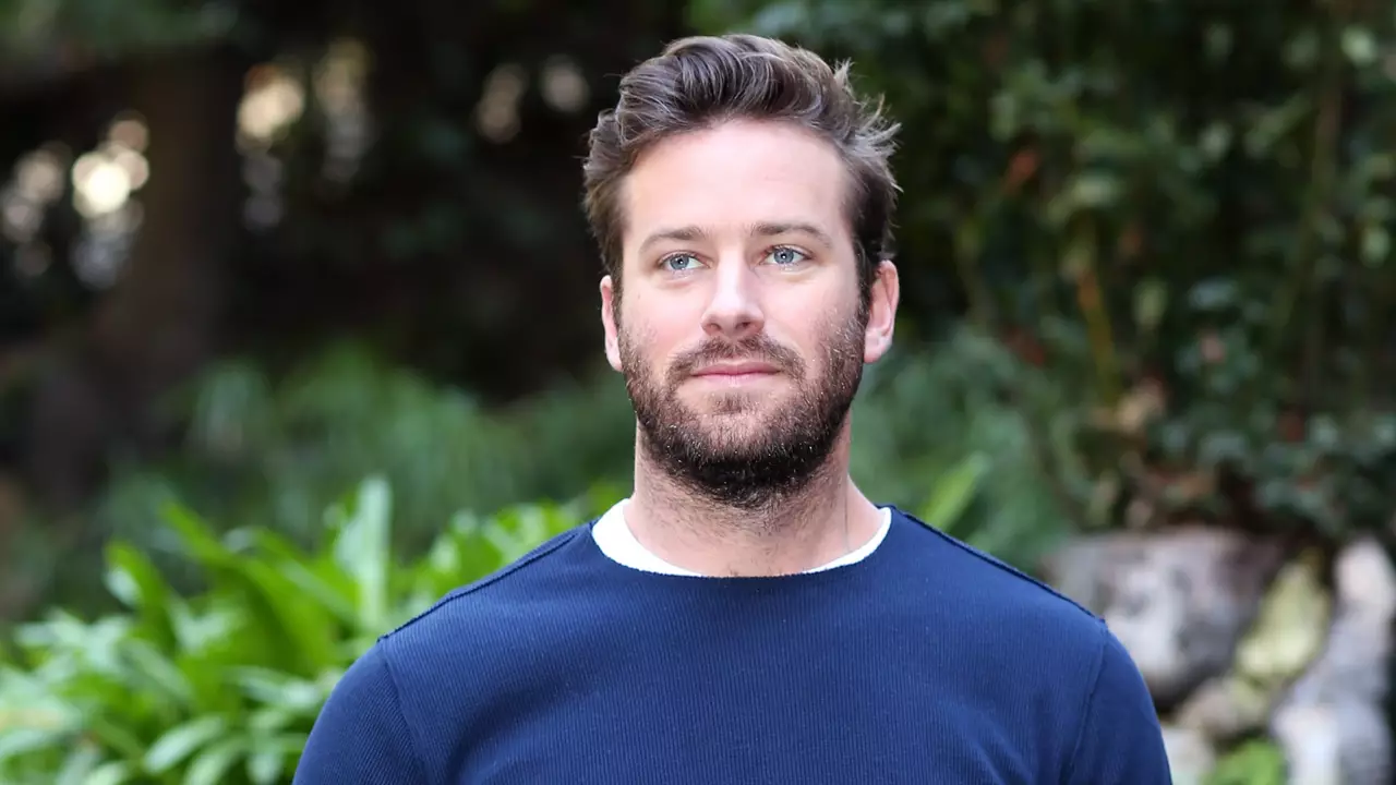 Armie Hammer පරිපූර්ණ ස්වාමිපුරුෂයා ලෙස ඔහුගේ ප්‍රතිරූපය 'අවසන්' කළ හැකි පොලිස් චිත්‍රයක් ප්‍රකාශයට පත් කරයි