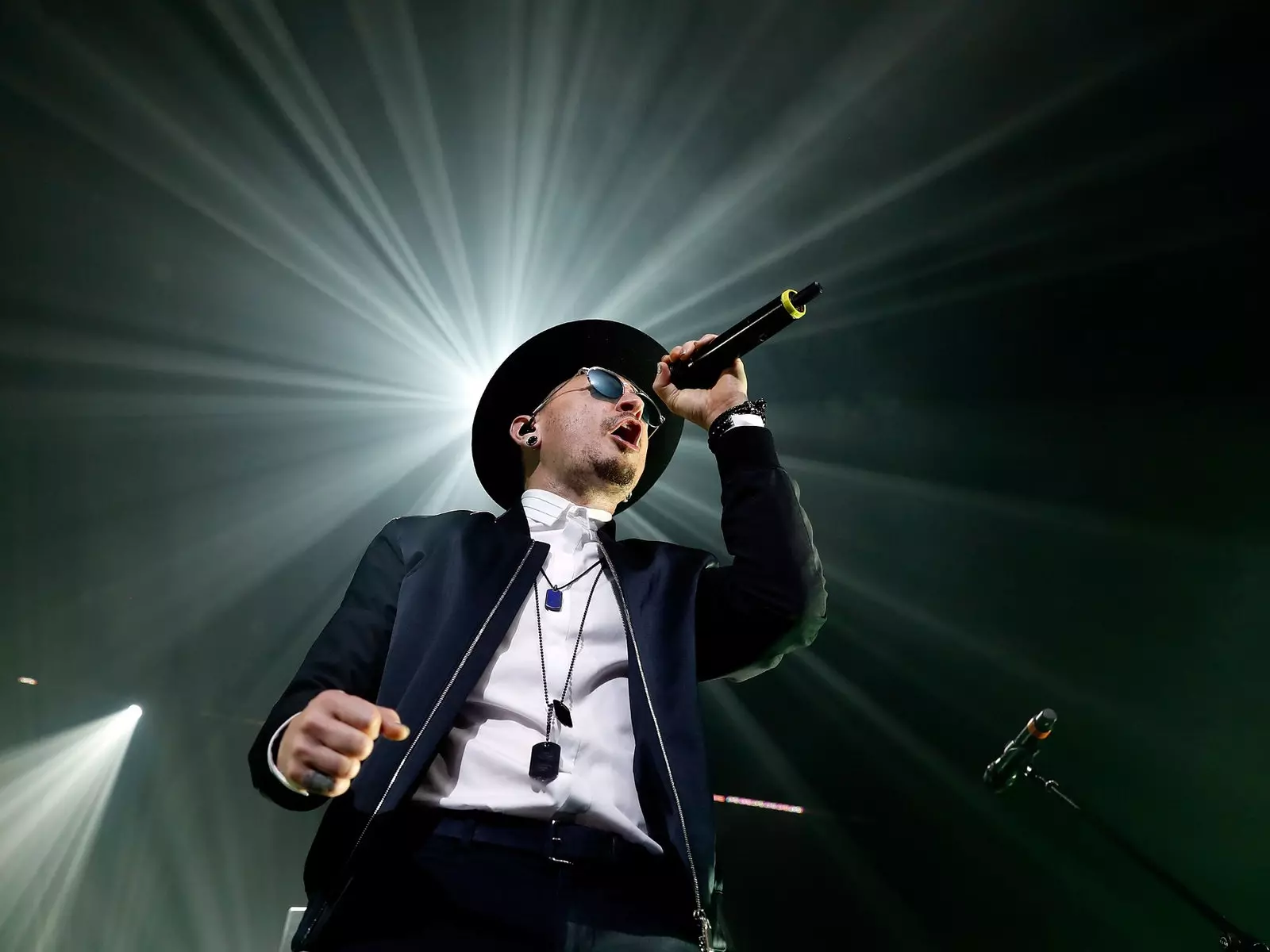 Chester Bennington tritt mit seiner Band auf.