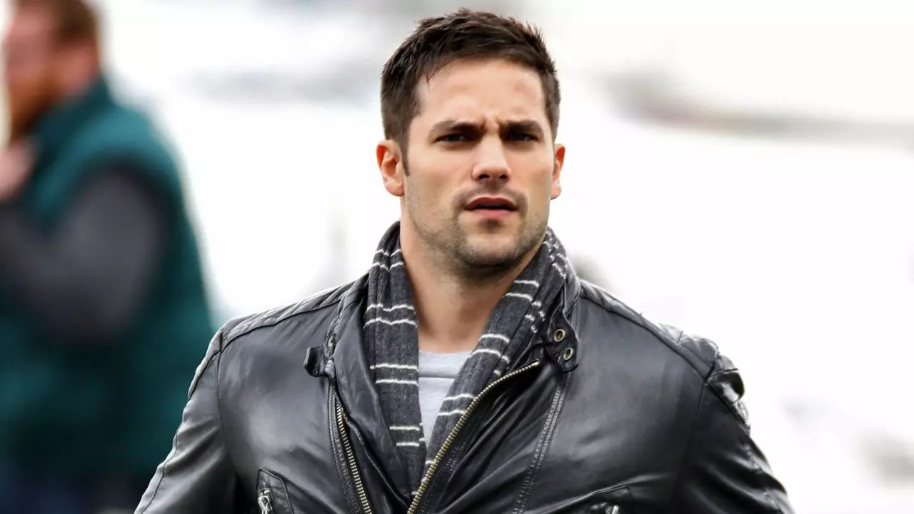 Il-gwardjan tal-ġisem sexy ta' 'Fifty Shades' Brant Daugherty Tħabbar Ingaġġ