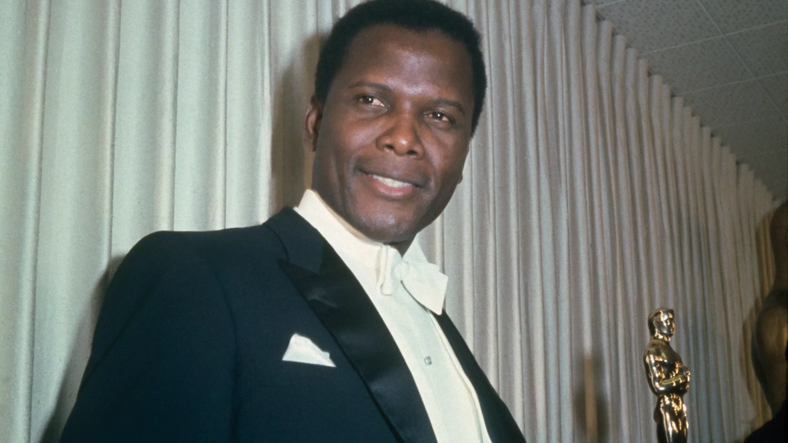 Sidney Poitier med sin Oscar från 1964.