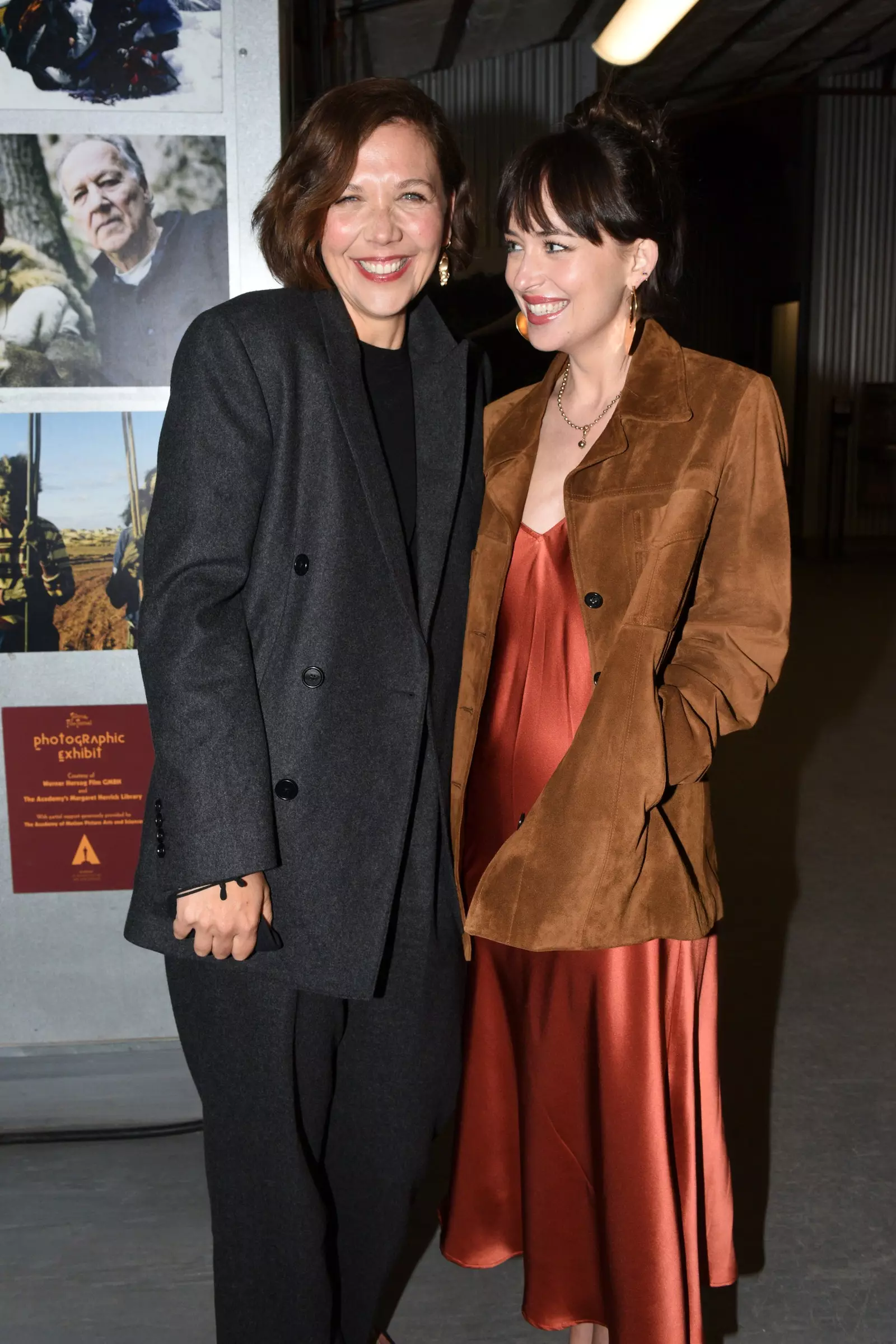 Dakota Johnson e Maggie Gyllenhaal na estrea de 'The Dark Daughter' en Telluride.