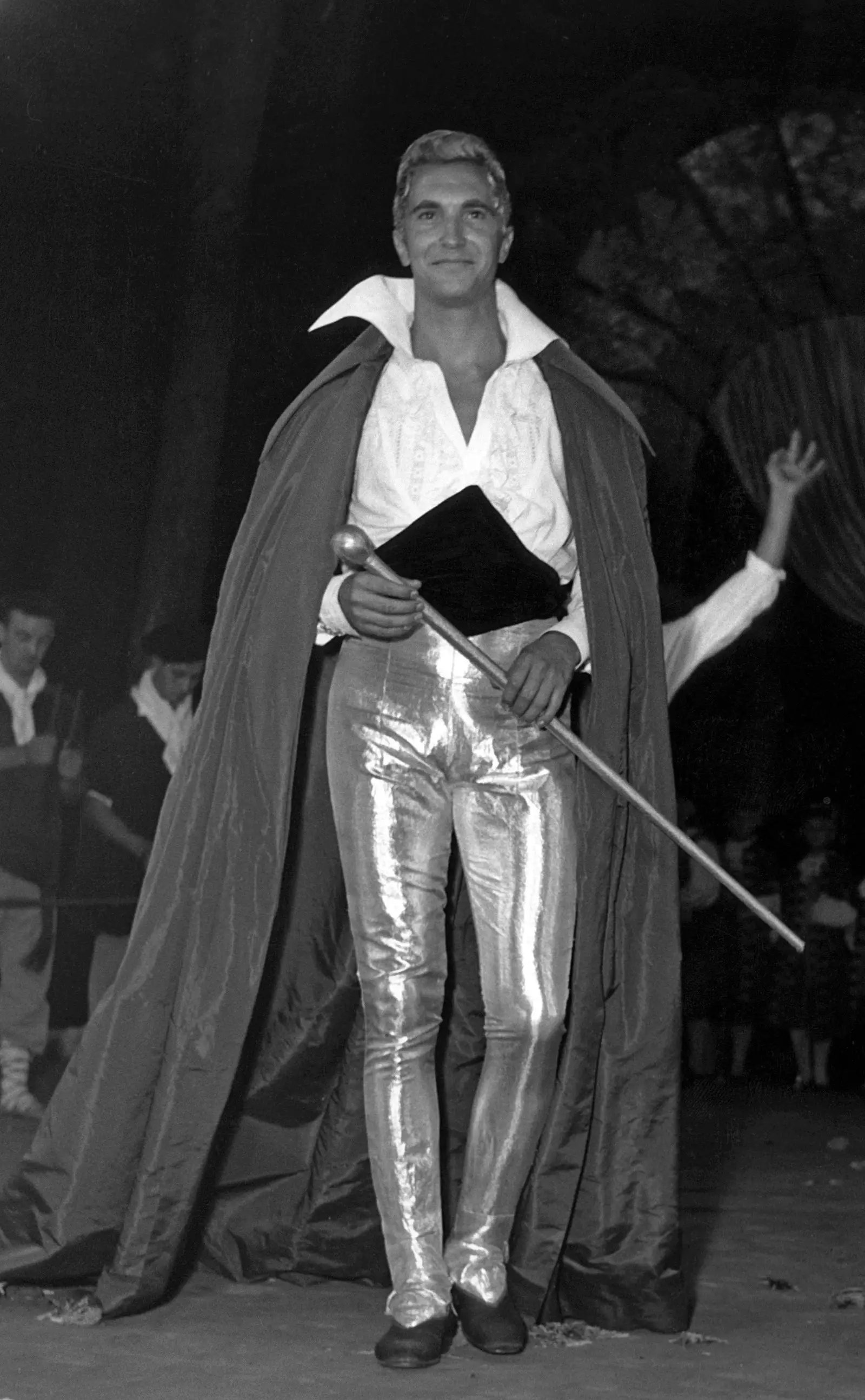 Luis Miguel Dominguín i maskuar si Giacomo Casanova në festën e organizuar në Anglet në 1953 nga Marquis de Cuevas.