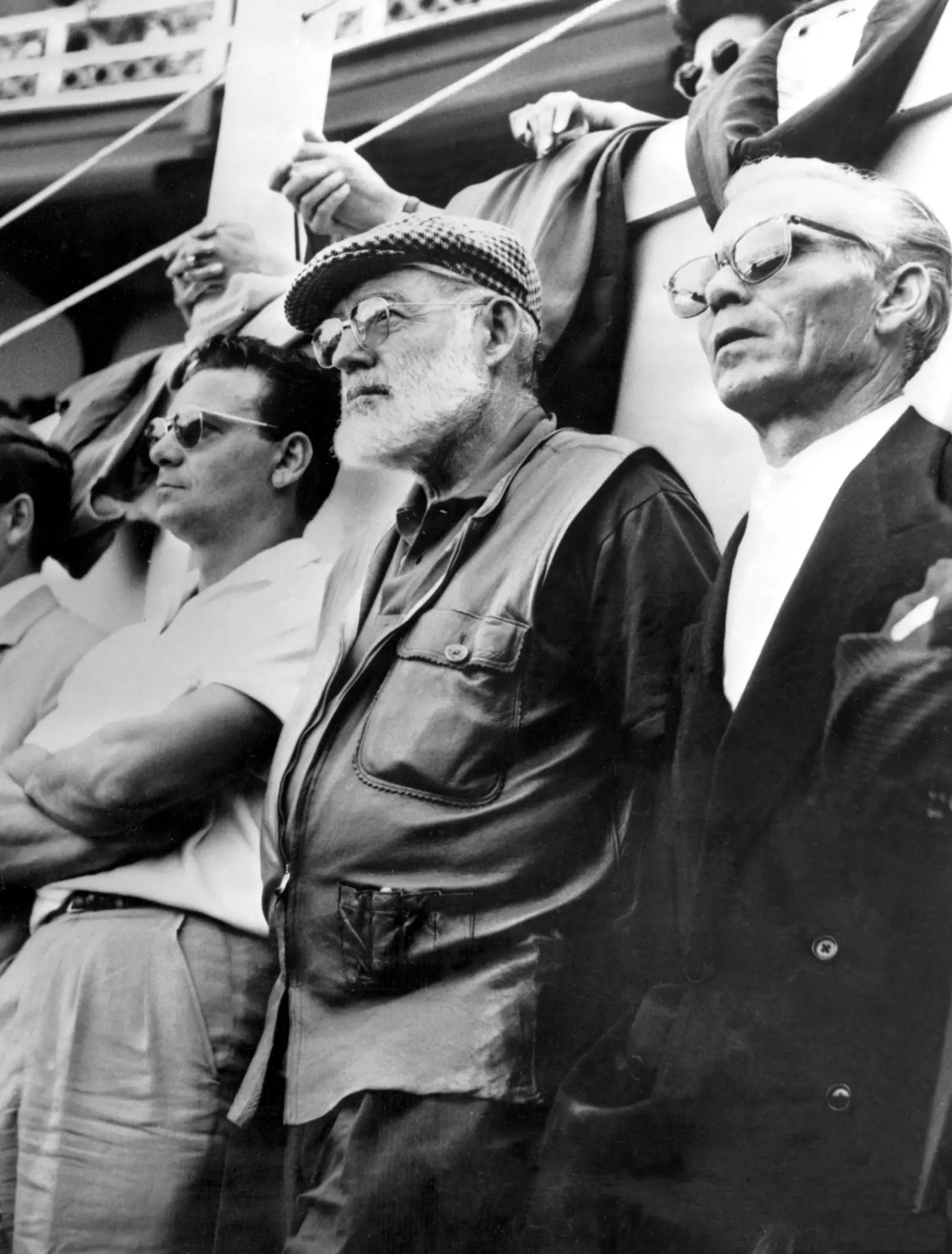 Ernest Hemingway në një nga dhjetë ndeshjet me dema që luftuan në muajt e verës të vitit 1959, Luis Miguel Dominguin dhe Antonio...
