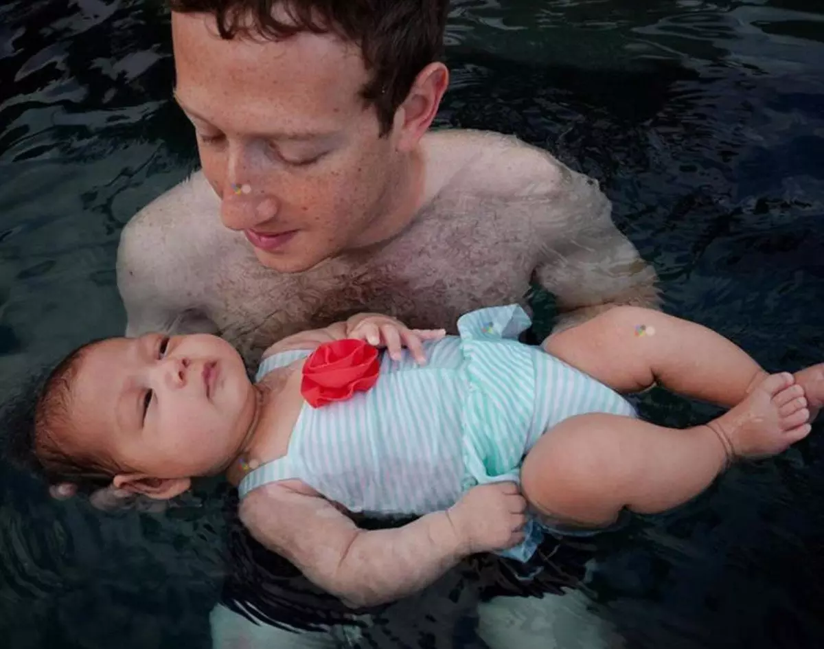 Zuckerberg yn cymryd bath gyda'i ferch Max.