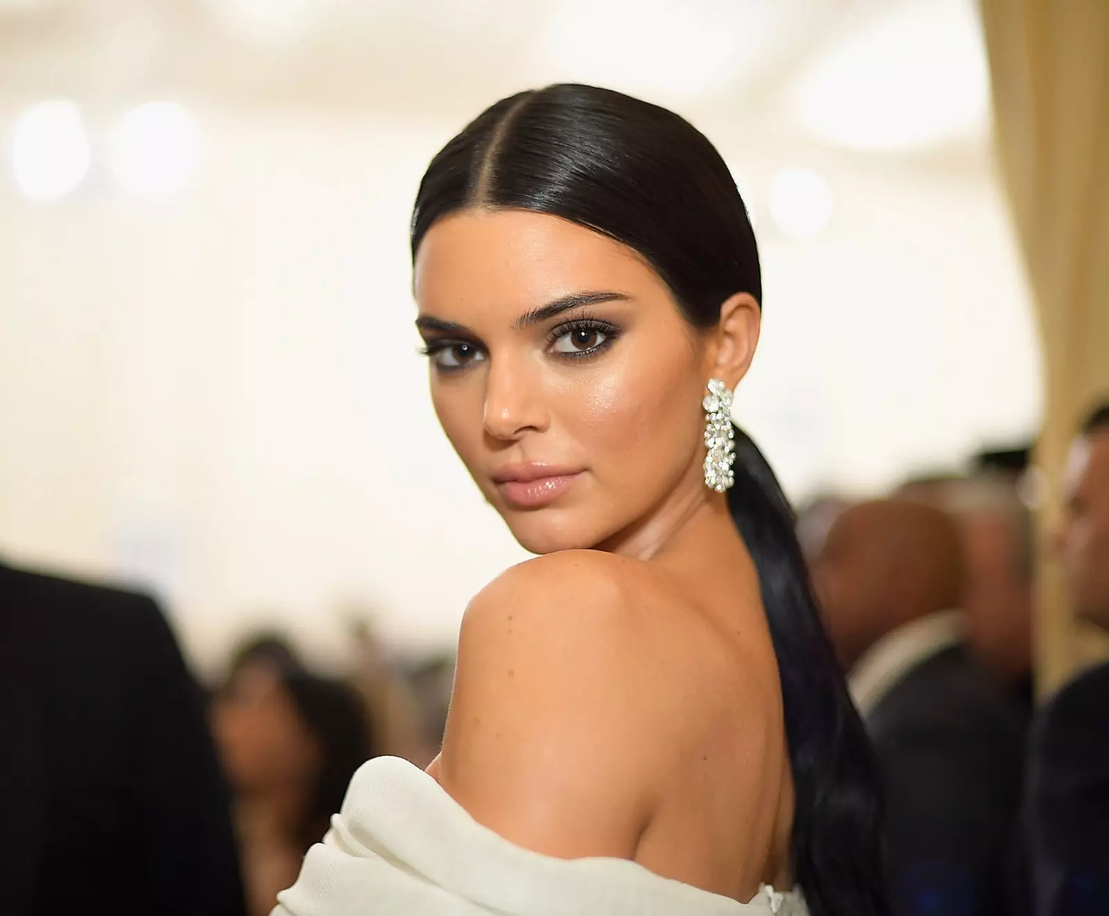 Kendall Jenner đánh dấu sự giao nhau giữa triều đại Kardashian và Hadid bằng một nụ hôn