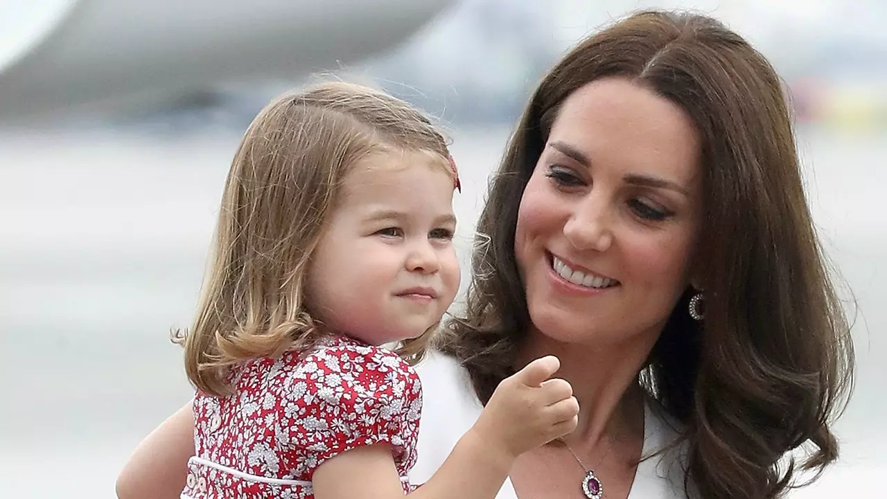 Elizabeth II mengesahkan apa yang telah kami syak: Charlotte ialah ratu sebenar Istana Kensington