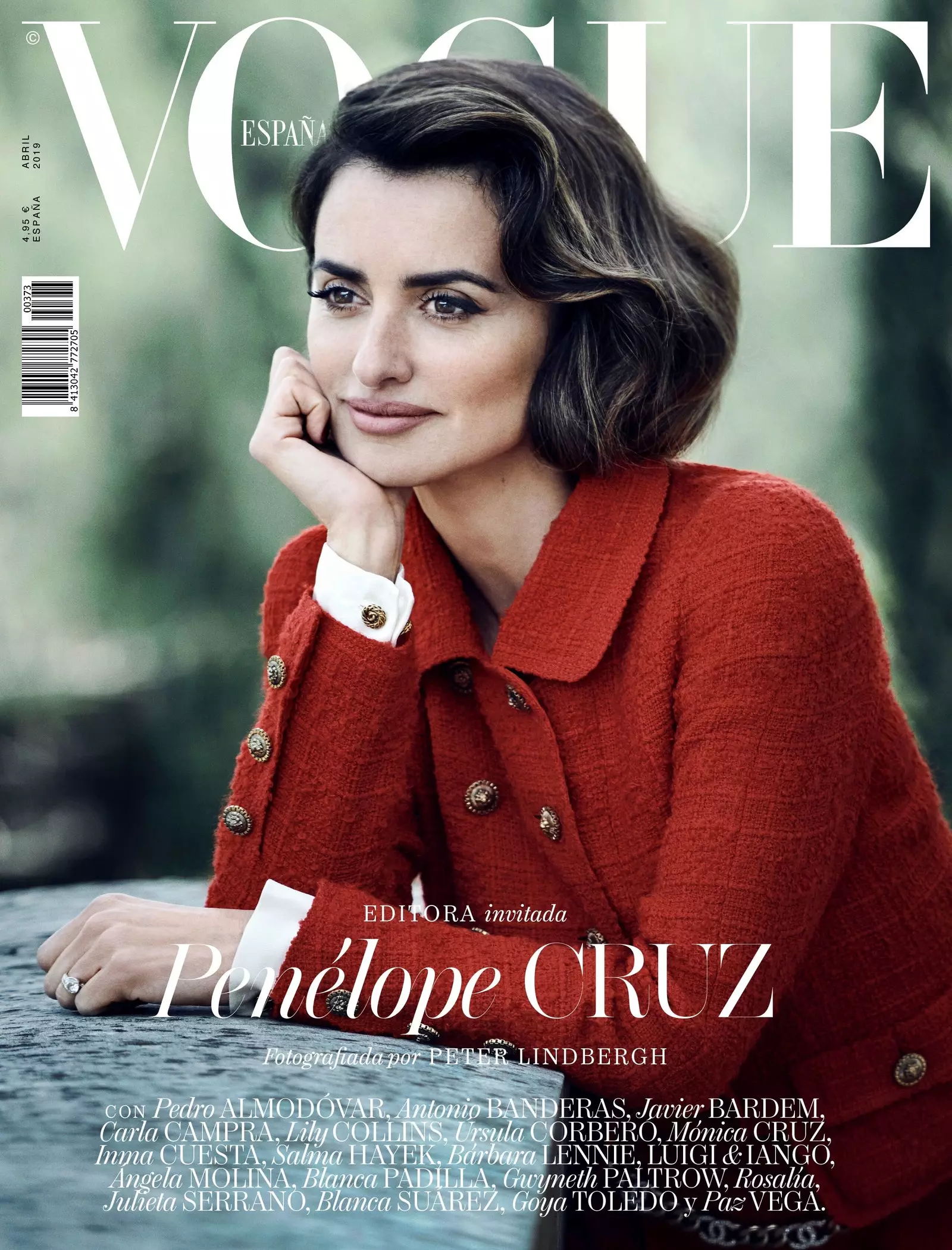 Għatti Vogue Spanja ta' April 2019 b'libsa mill-Kollezzjoni tal-1983 ta' Chanel