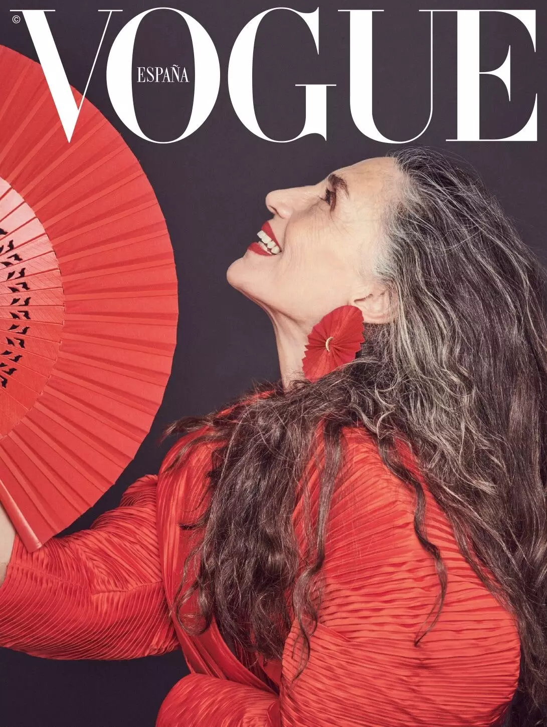 Ángela Molina fotografata minn Penlope Cruz liebes top Gucci u fan Tamara Flamenco.