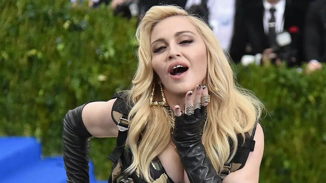 Yog tias koj tab tom xav txog Madonna album tshiab xyoo no, peb muaj xov xwm tsis zoo (uas kuj yog qhov zoo)