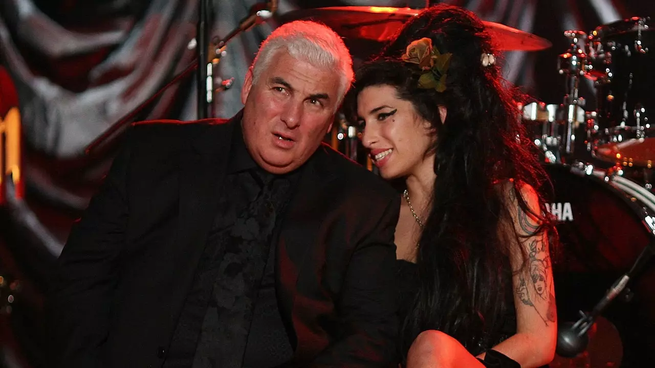 Winehouse File: Bapake Amy ngaku yen memedi putrine ngunjungi dheweke saben wengi