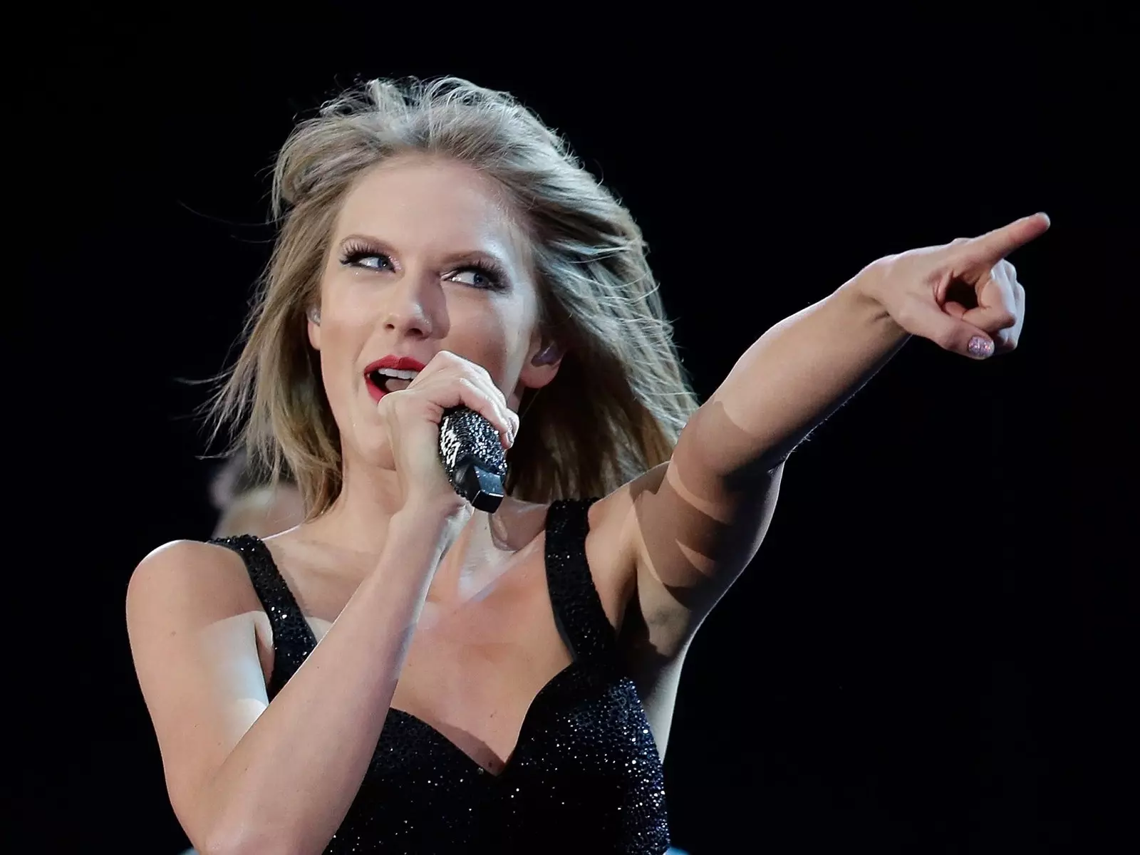 The strange phenomenon of Taylor Swift sniffing her fans in networks