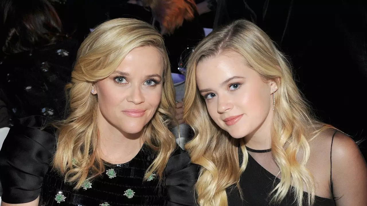 Reese Witherspoon သည် ၎င်း၏သမီးကို ကမ္ဘာ့အဆင့်မြင့်လူ့အဖွဲ့အစည်းထံ ပေးအပ်ရန် ပါရီသို့ ရောက်ရှိနေပြီဖြစ်သည်။