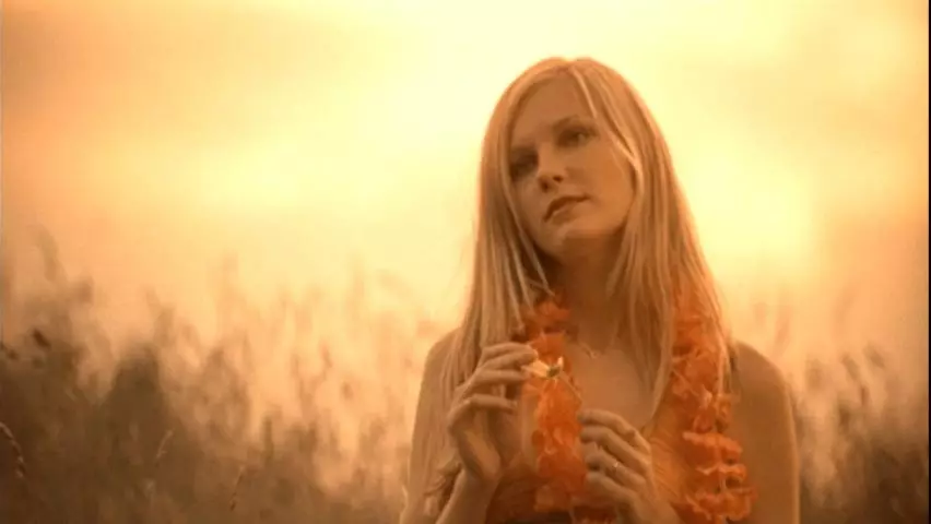 Kirsten Dunst n gbadun iwo-oorun kan ni 'The Virgin Suicides' gẹgẹbi ọkan ninu fidio tuntun Amaia Romero.