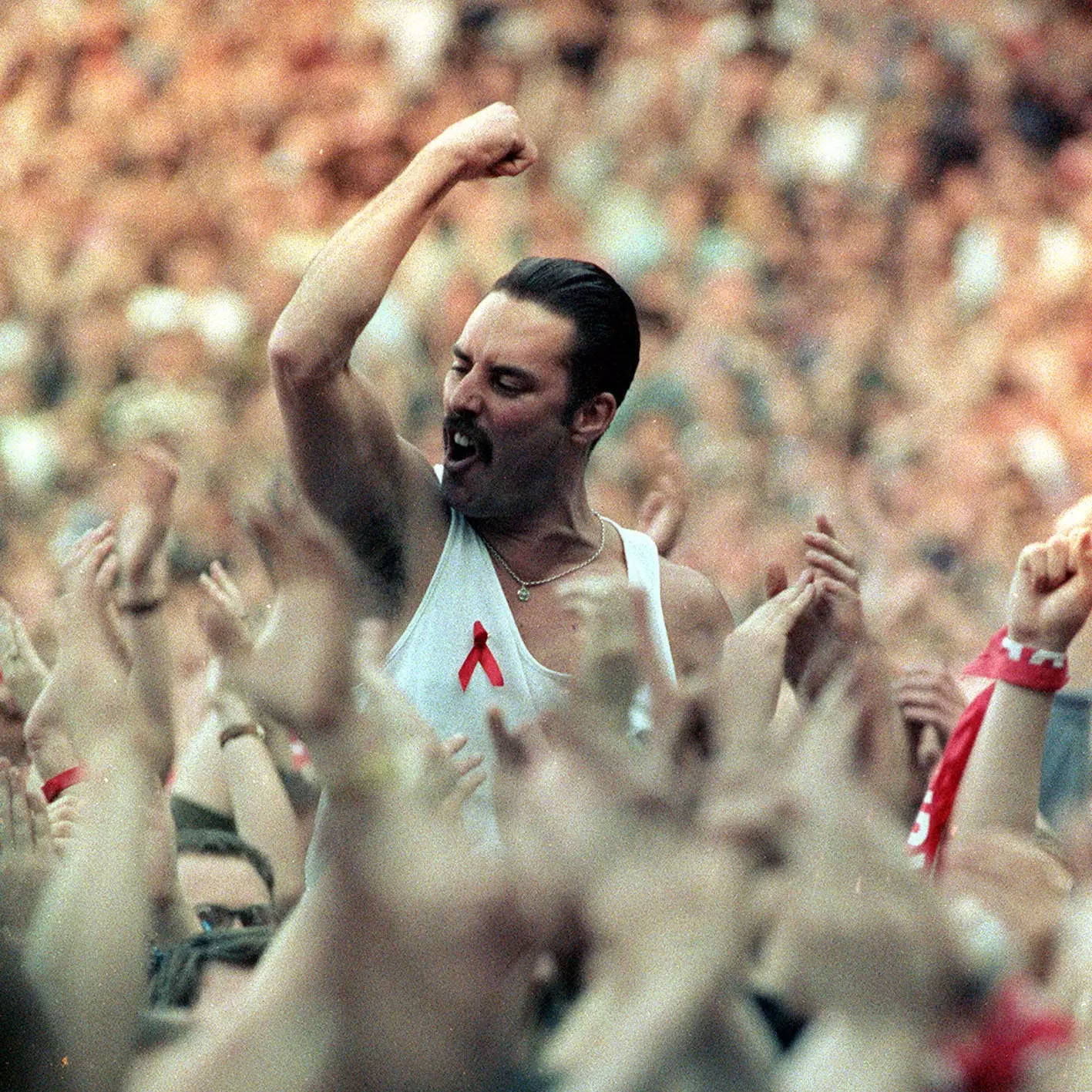 Op volle long geniet 'n dubbelganger van Freddie Mercury die huldeblykkonsert aan die kunstenaar by die Wembley-stadion in 1992