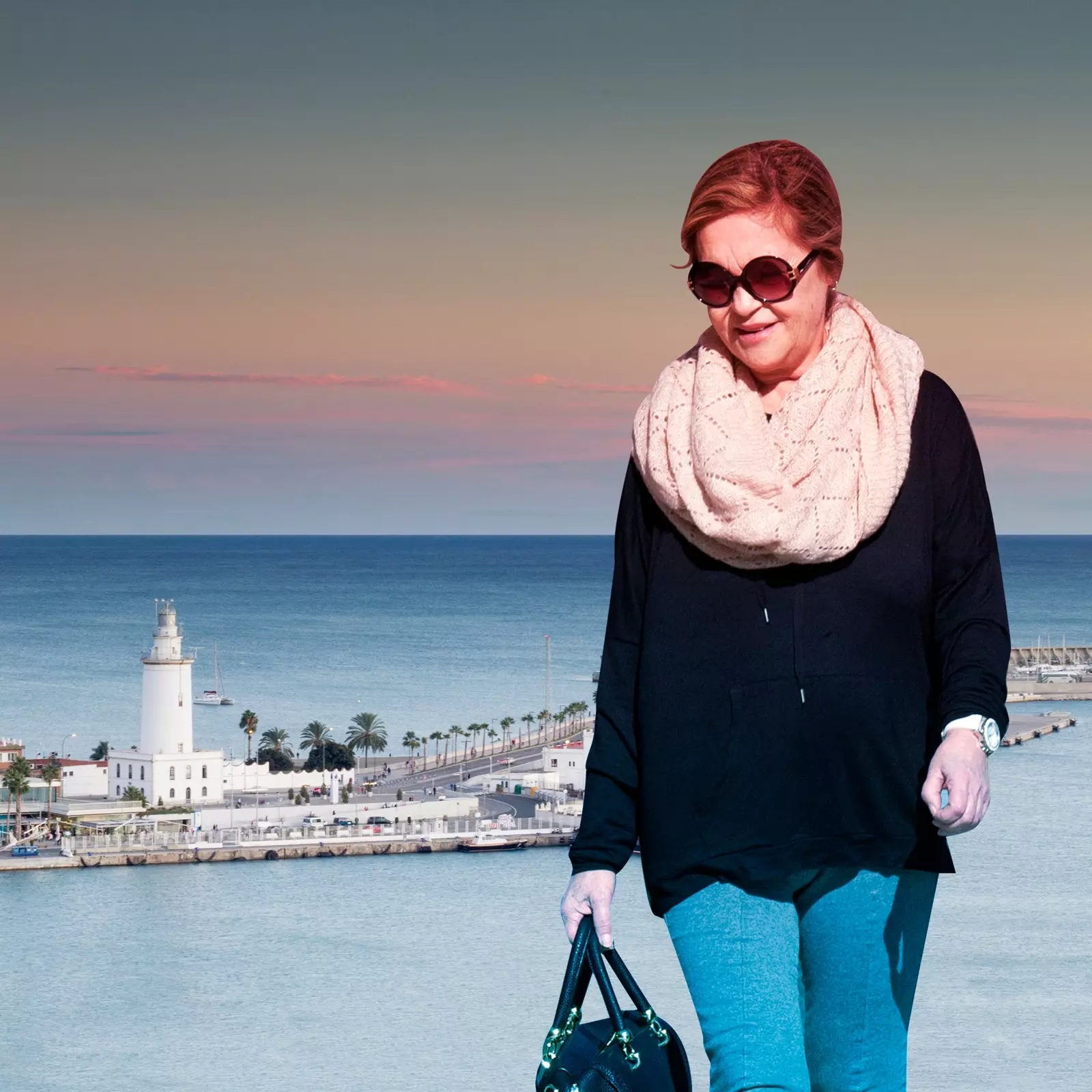 Pepa Flores nta Marisol na Paseo de la Farola inyuma.