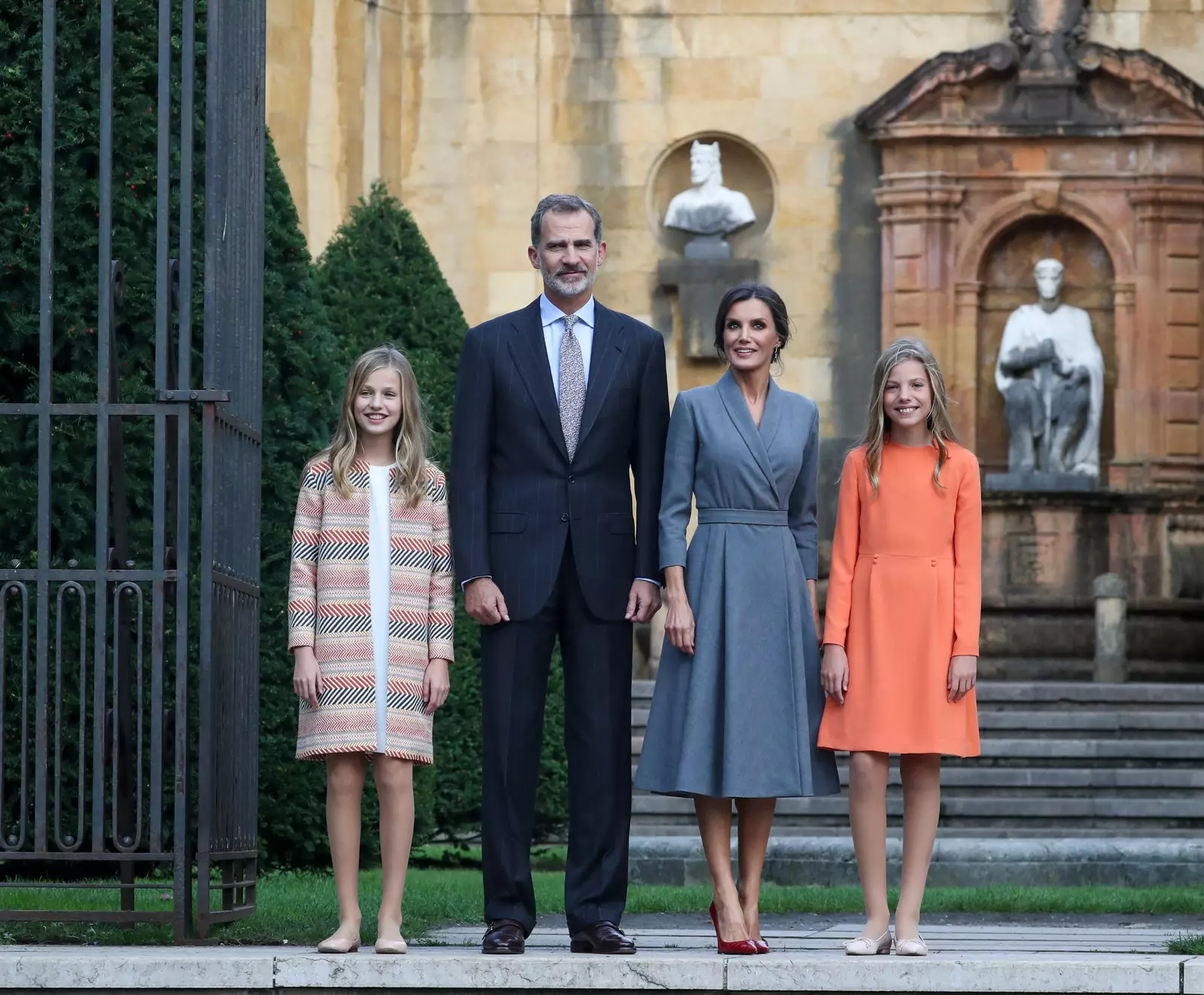 Prensès Leonor, wa Felipe Doña Letizia ak Infanta Sofía nan Oviedo.