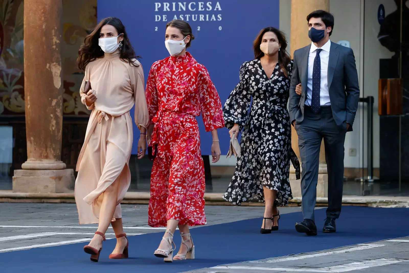 Blanca and Ana Sainz ahead of their mother Reyes Vzquez de Castro and her brother Carlos.