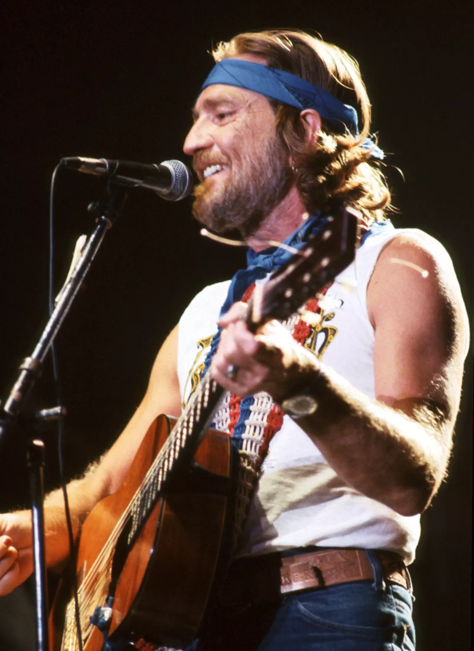 Countrymuzyksjonger en songwriter Willie Nelson tidens in konsert op 13 febrewaris 1979 mei syn gitaar...