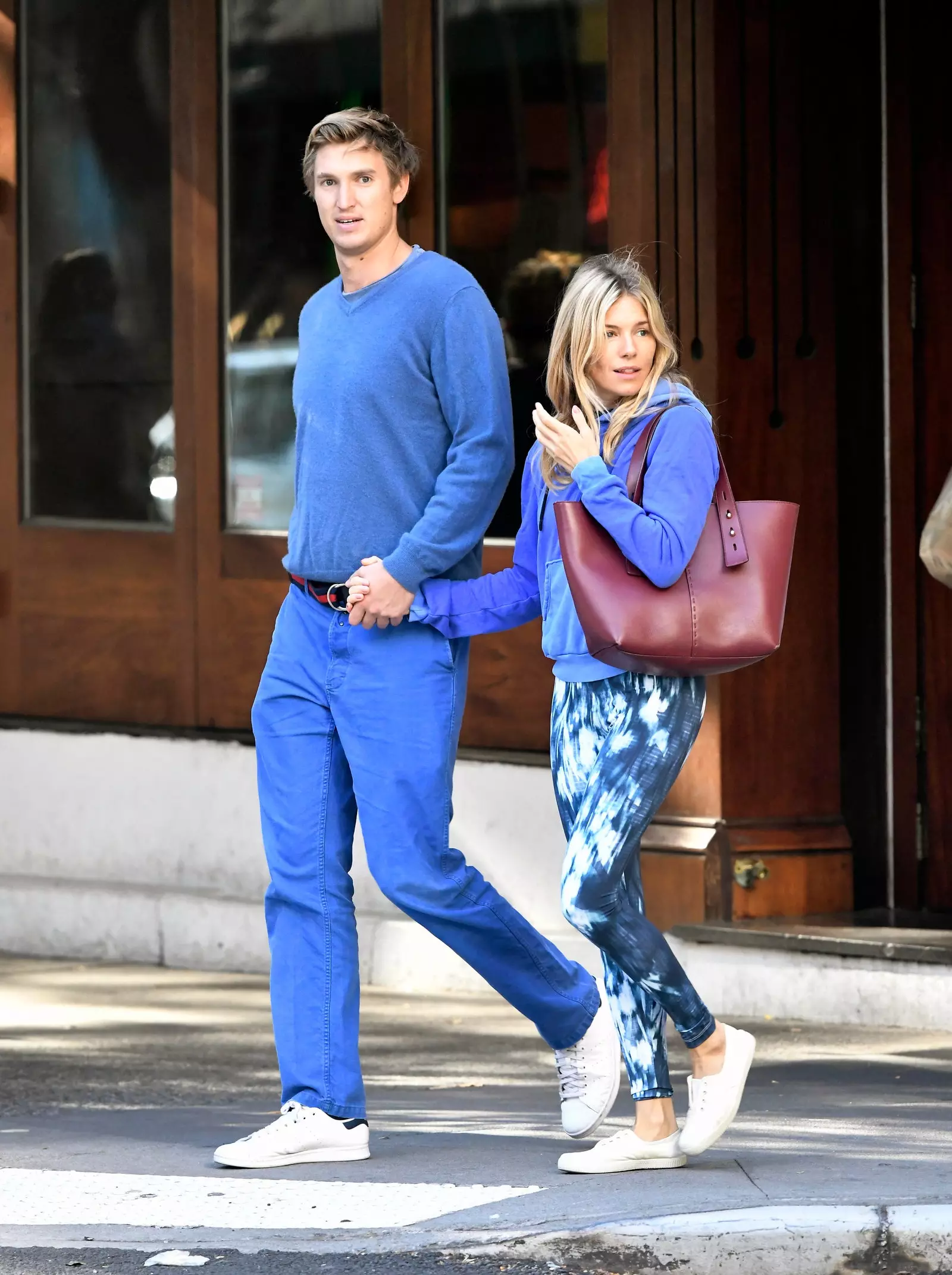 Lucas Zwirner és Sienna Miller.