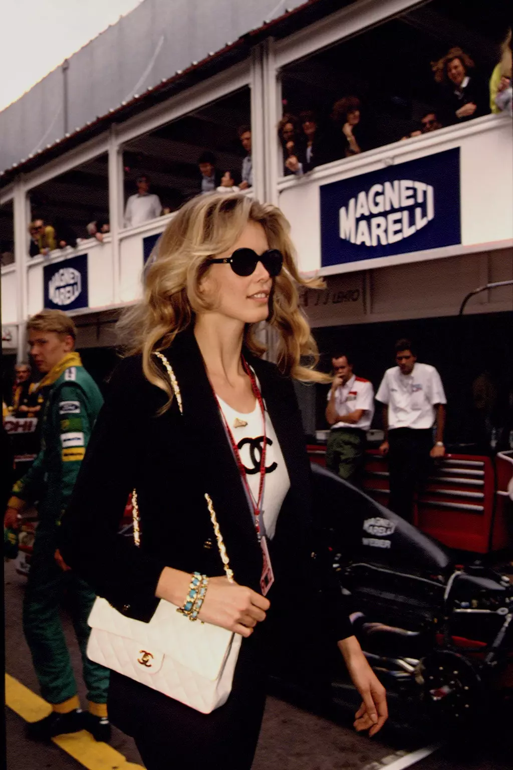 Claudia Schiffer Chanel total look eta betaurrekoekin 1992an