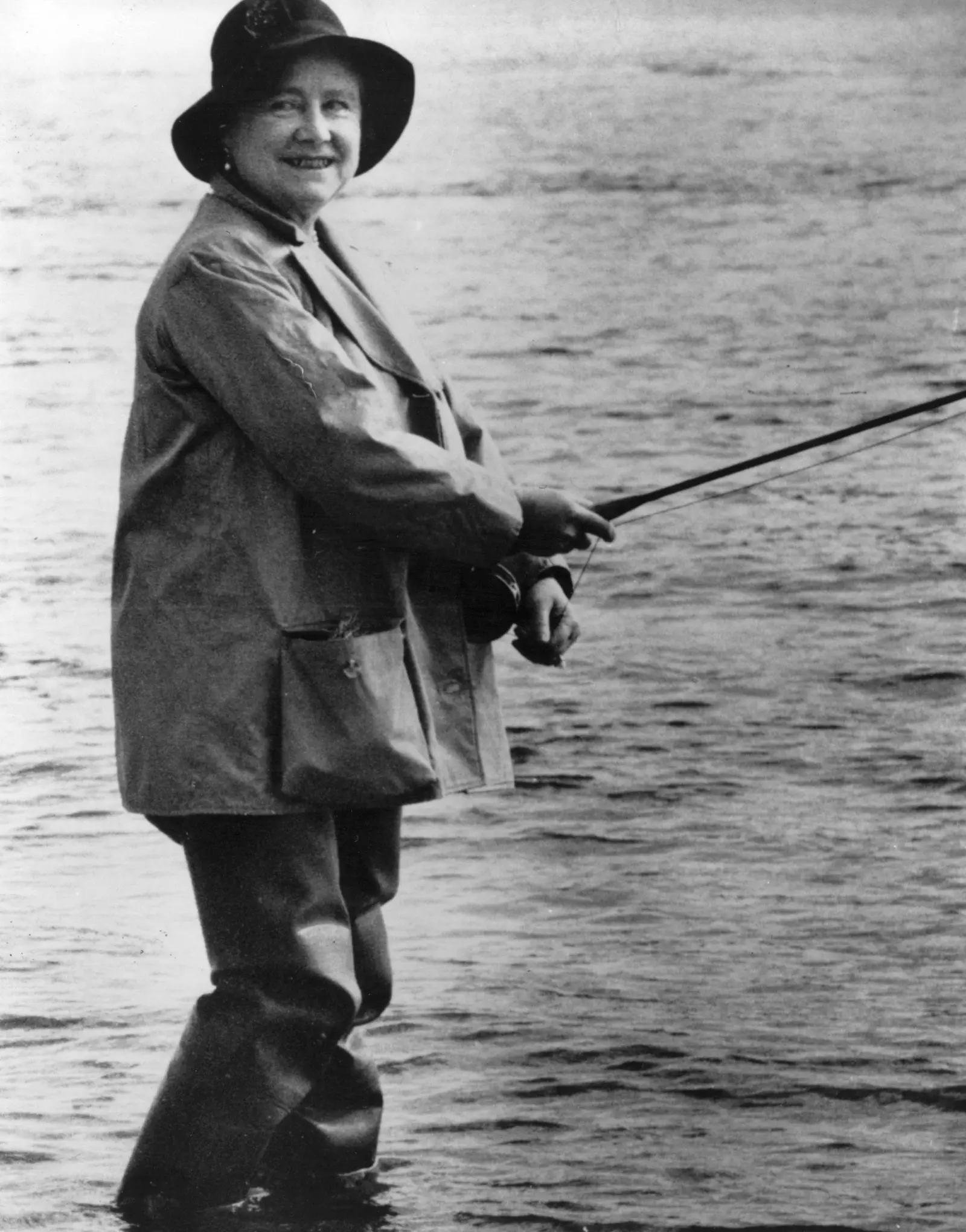 Մայր թագուհին ձկնորսություն է անում Նոր Զելանդիայում 1966 թ.