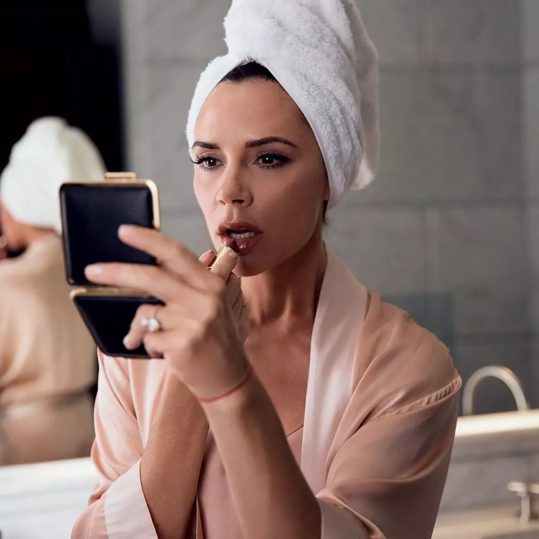 Victoria Beckham uzas 9 produktojn ĉiutage por havi perfektan haŭton.