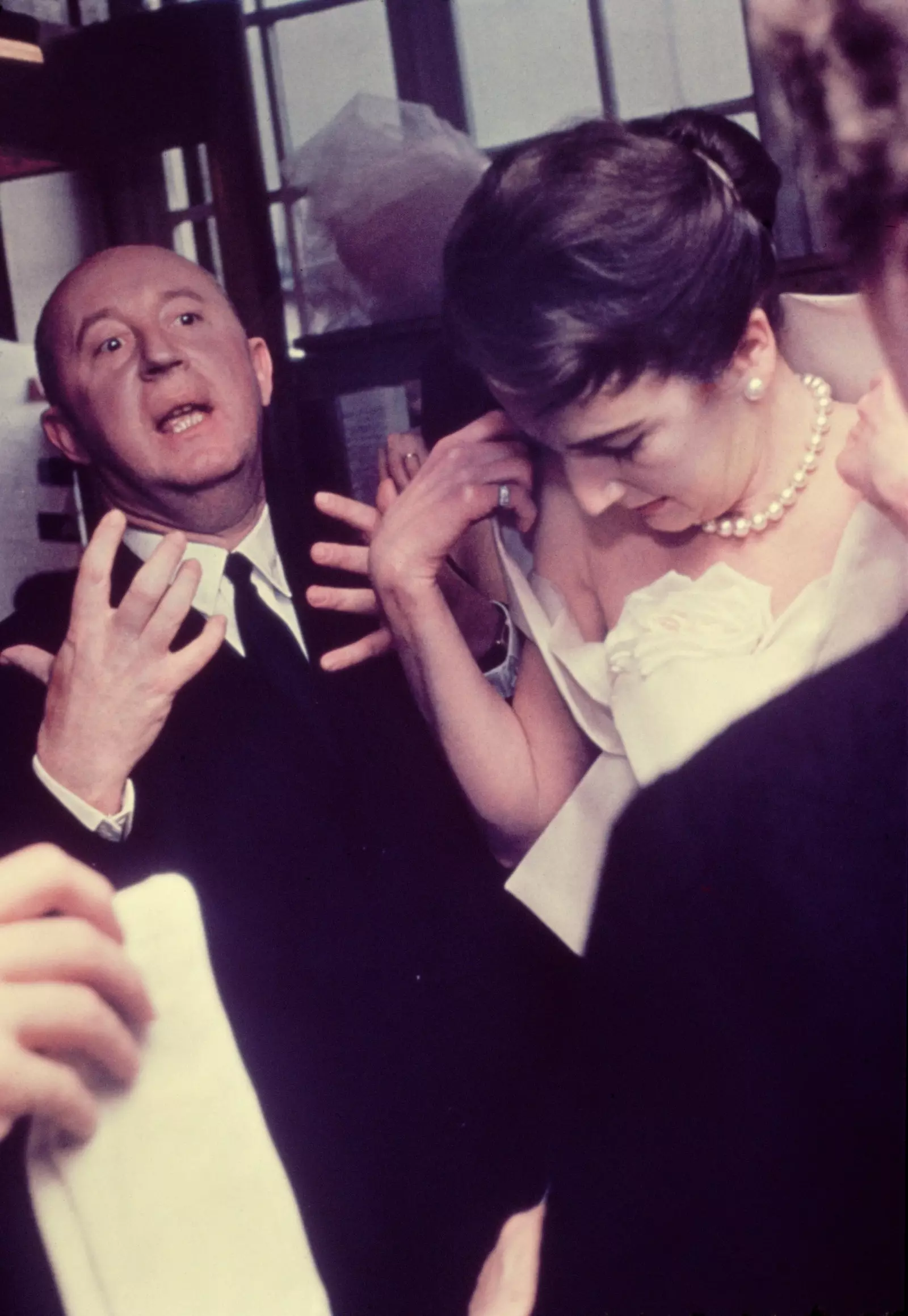 El modista Christian Dior al backstage d'una desfilada.