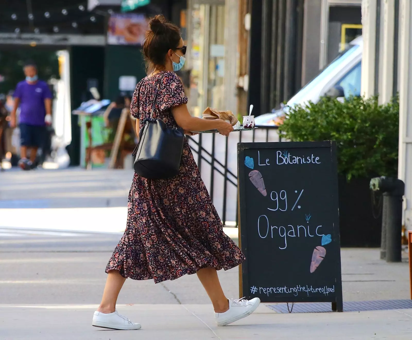 Katie Holmes su Sharkchaser krepšiu vaikštinėja Niujorko gatvėmis.