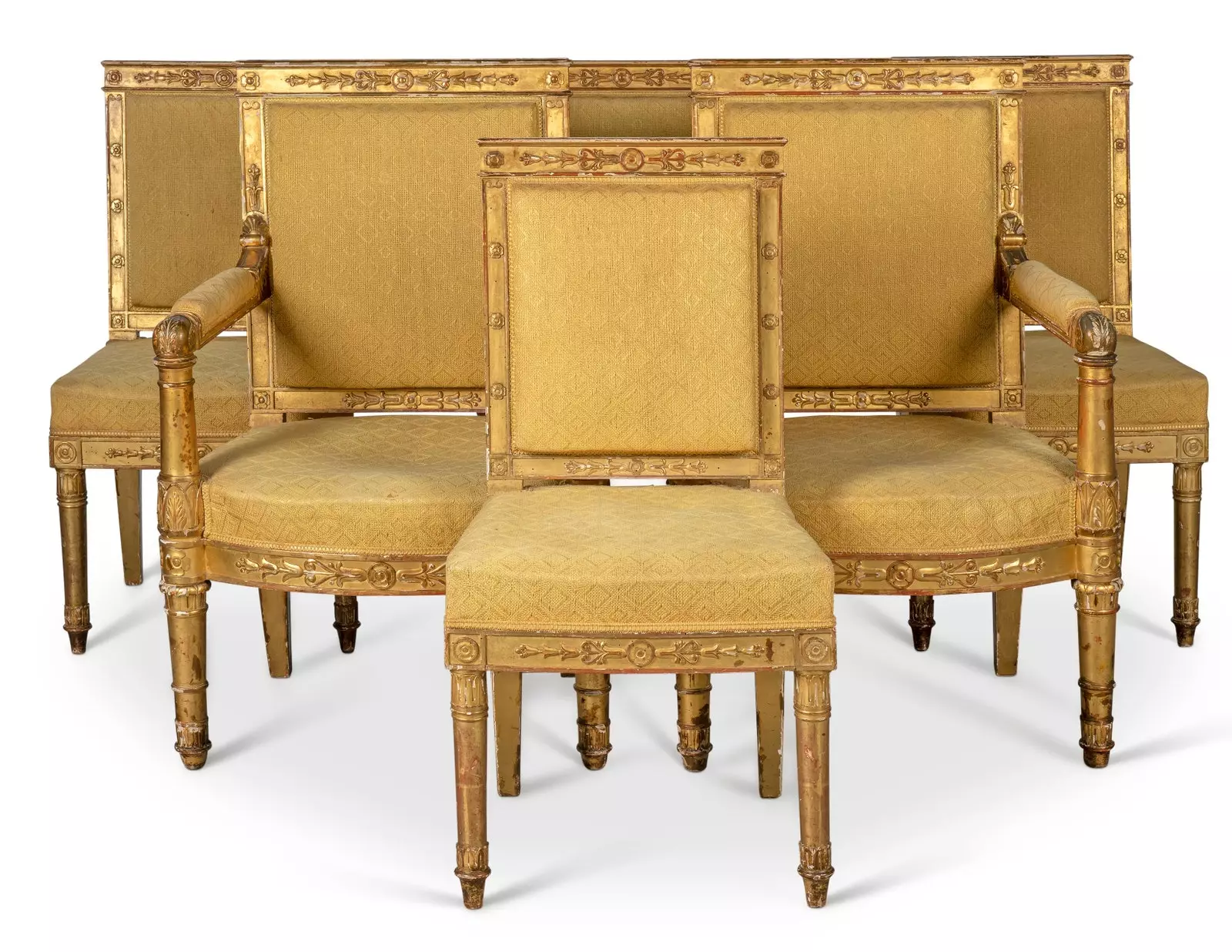 帝国座椅采用镀金木制成，配有扶手椅和扶手椅，并由 Pierre Bellange 首先采用金色锦缎装饰...