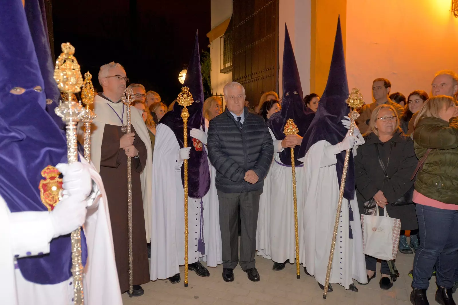 Alban herttua Carlos Fitz James Stuart nasareenien joukossa.