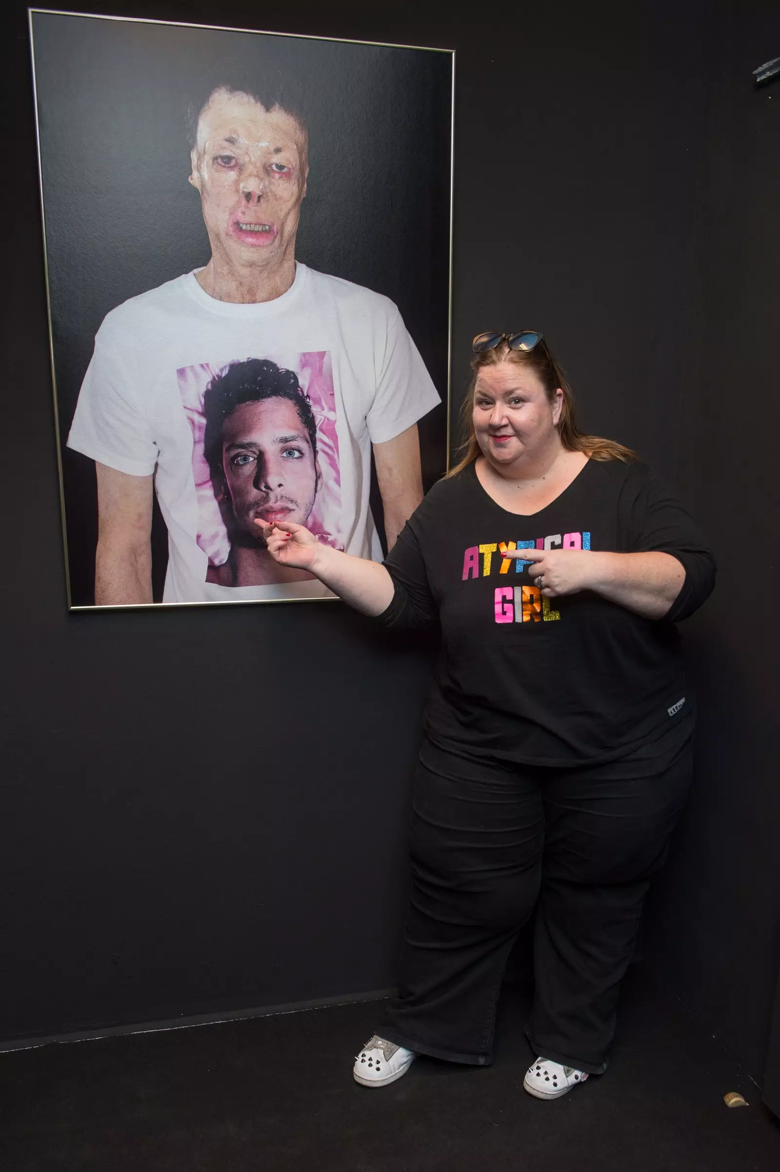 Die Schauspielerin Itziar Castro zeigt auf Casanovas Foto aus der „Mrgenes“-Ausstellung.