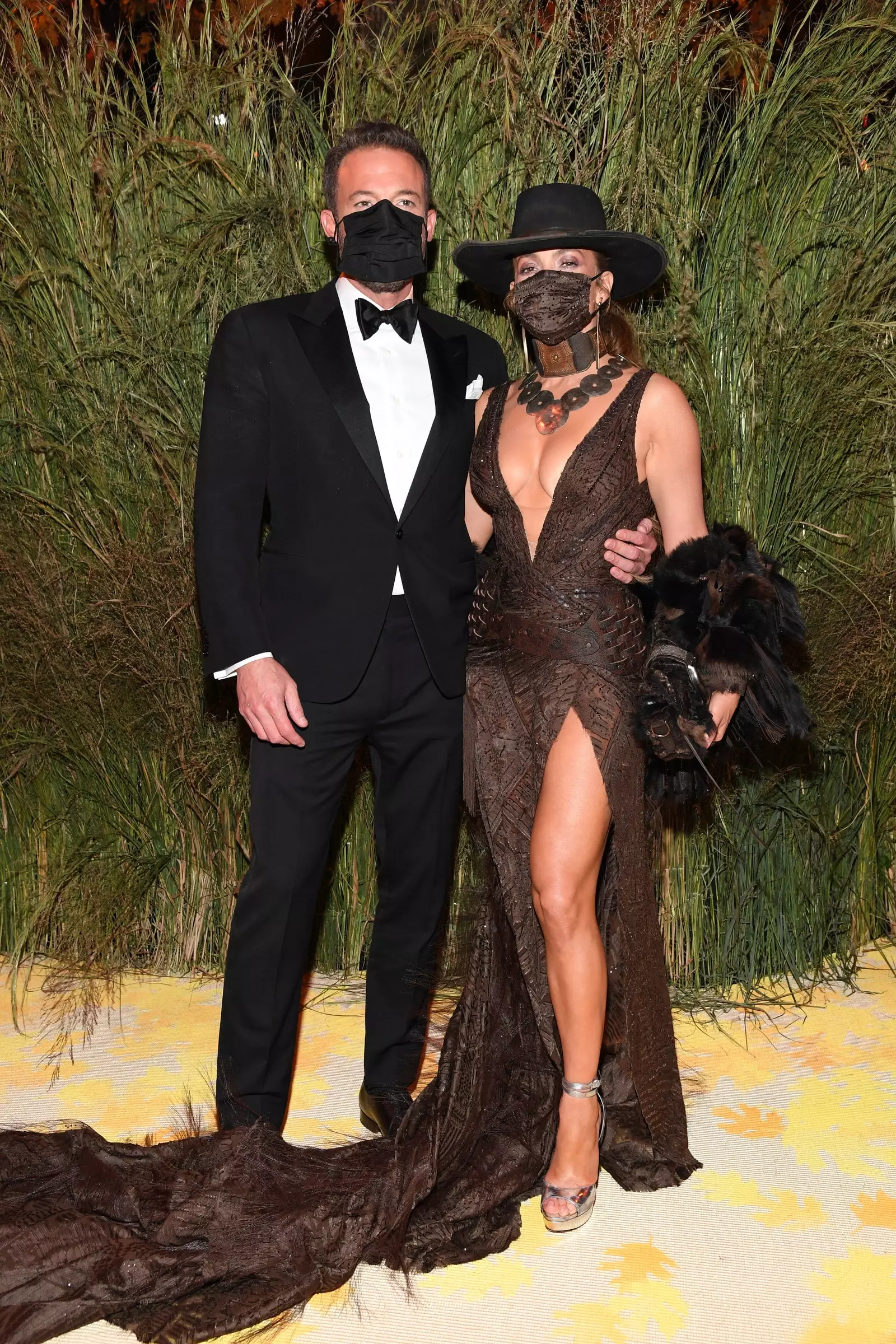 O ator Ben Affleck e a artista Jennifer Lopez dentro do Metropolitan Museum.