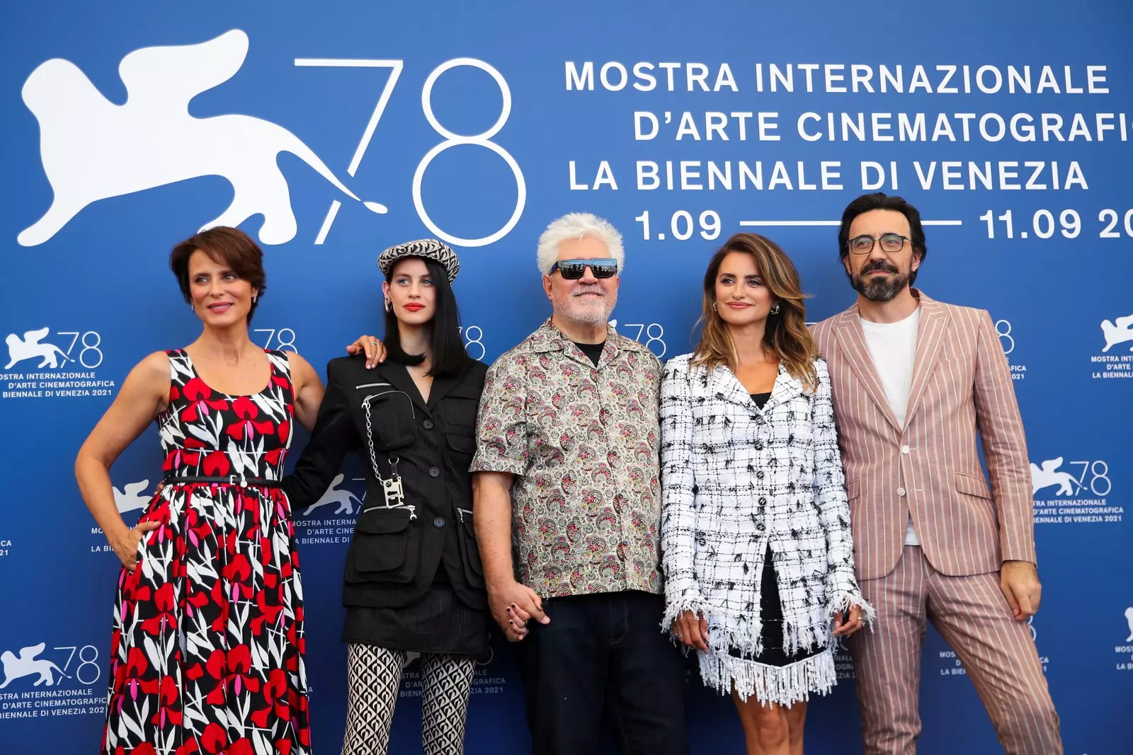 Posing of the cast of 'Parallel Mothers' at the opening of the Mostra. From left to right Aitana Sánchez Gijón...