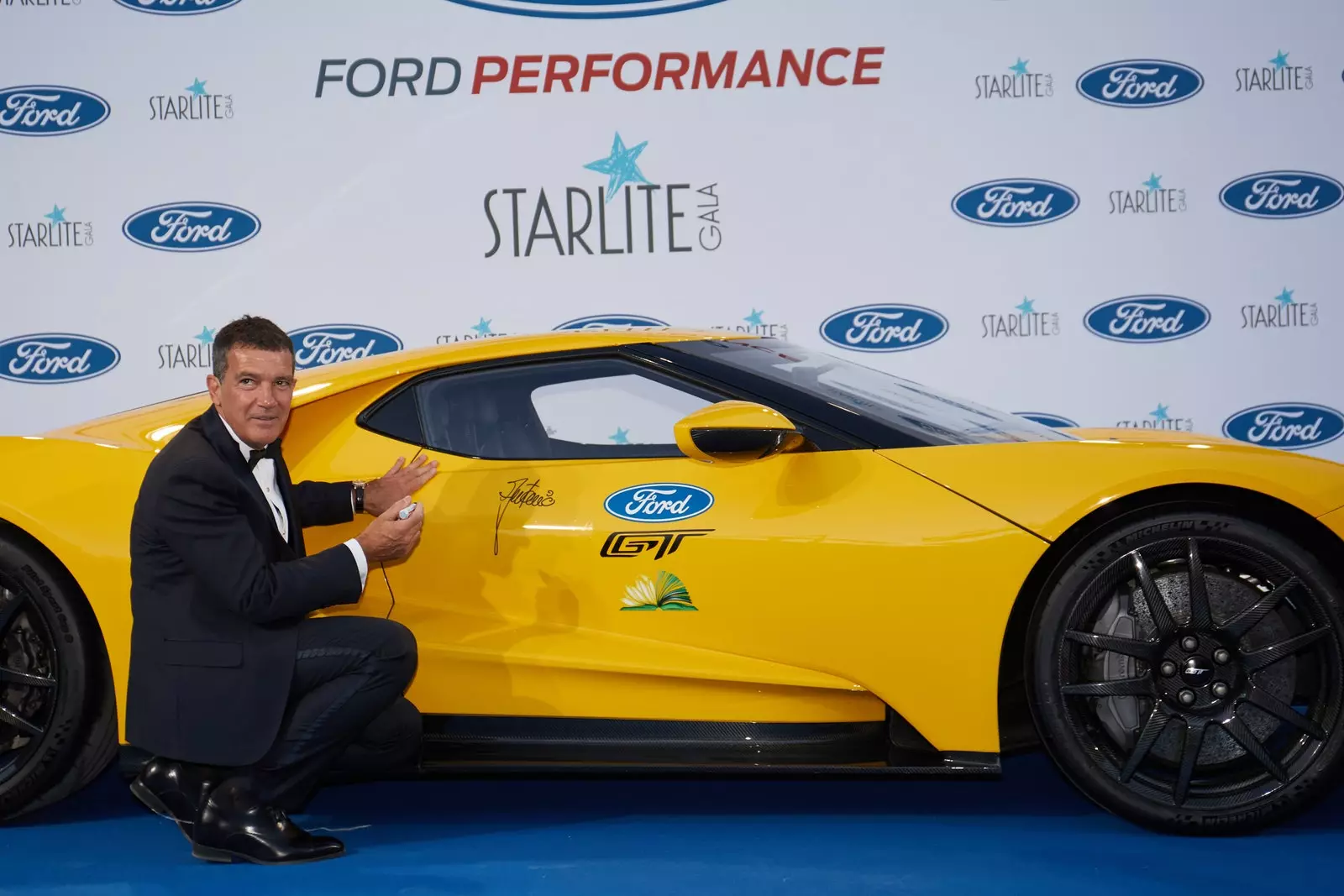 אַנטאָניאָ באַנדעראַס סיינינג די נייַ Ford GT.