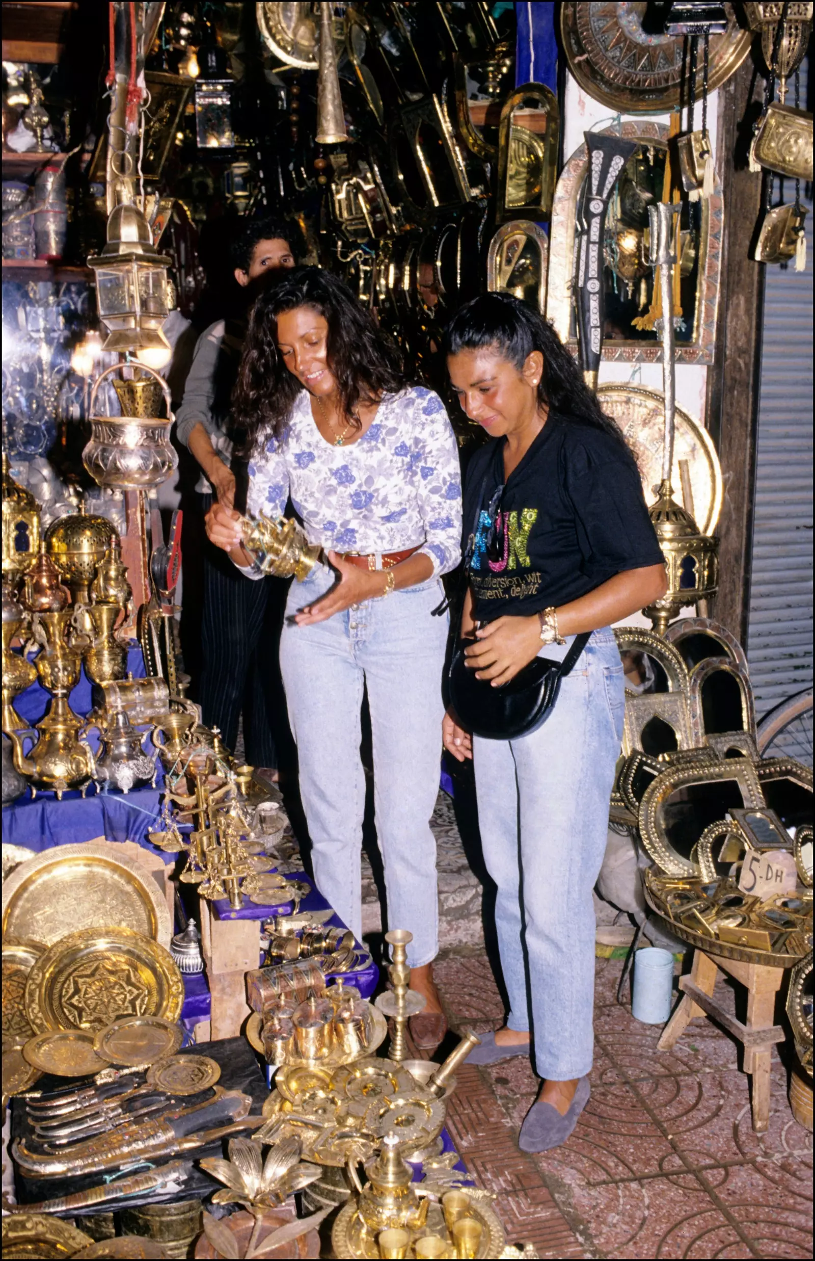 Carmen Ordóñez and the singer Lolita Flores in a Bazaar through the streets of Marrakech