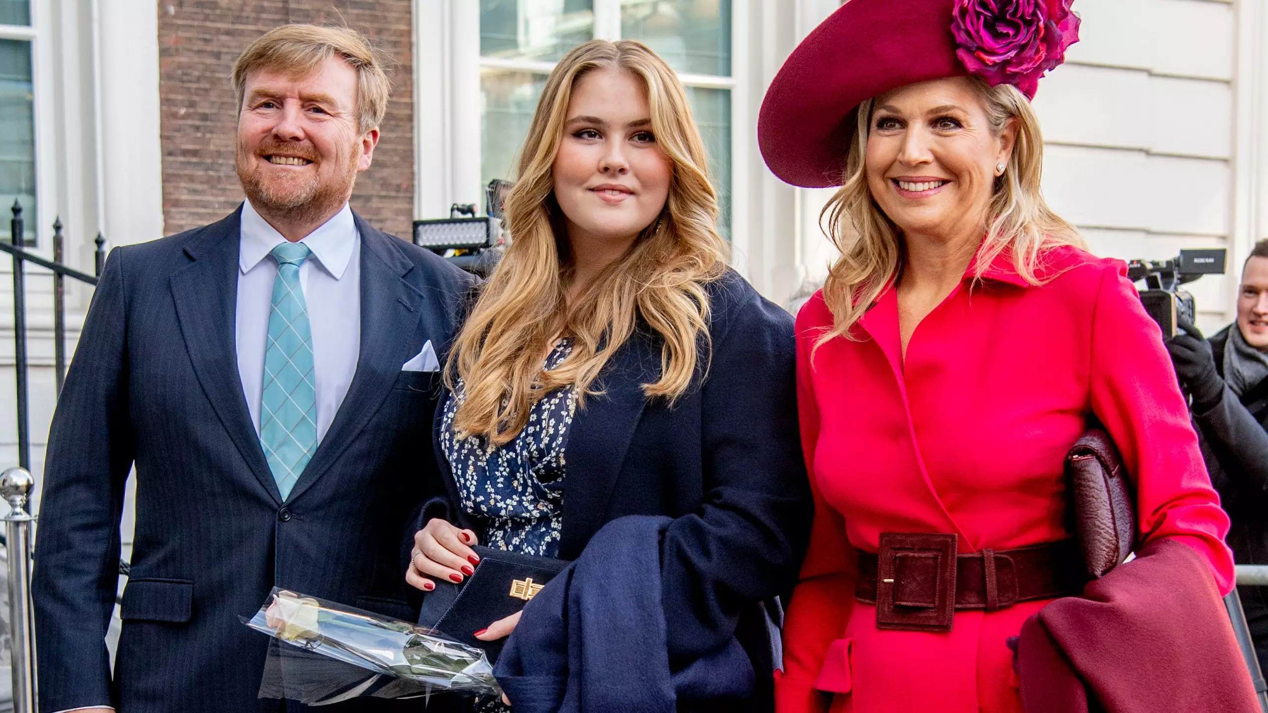 A princesa Amália acompanhada pela Rainha Máxima e pelo Conselho do Rei Guilherme ouviu a sua chegada ao Palácio de Kneuterdijk.