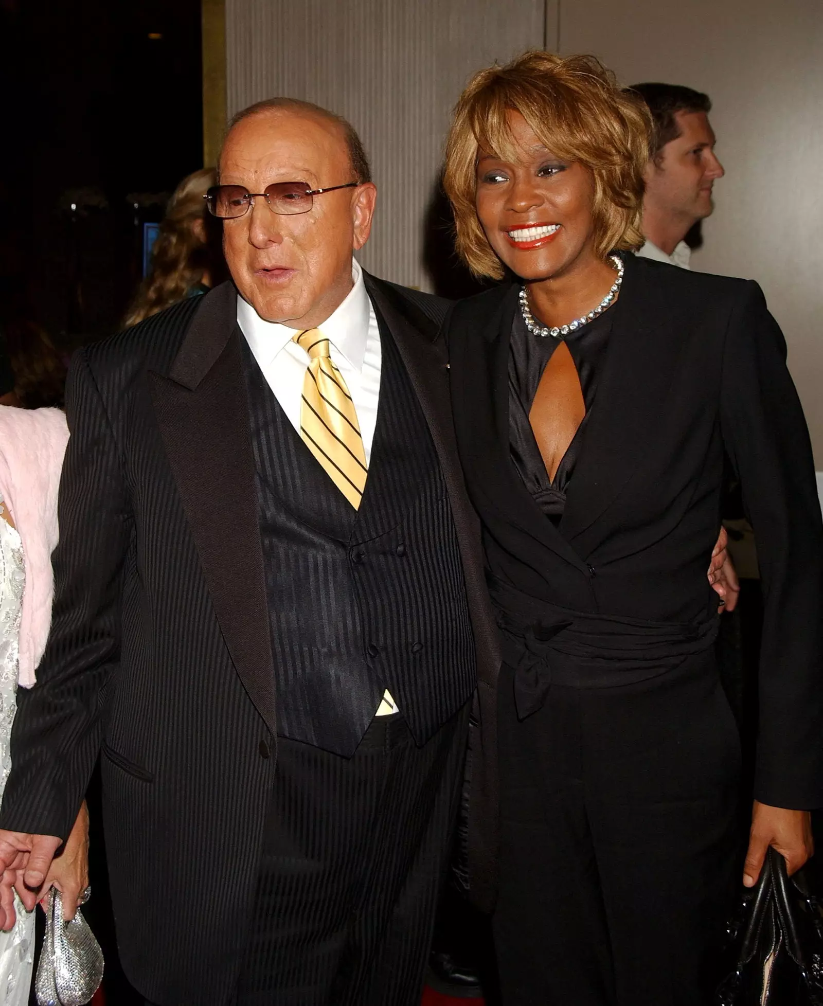 Whitney Houston le Clive Davis ag mórthaispeántas i 2006.