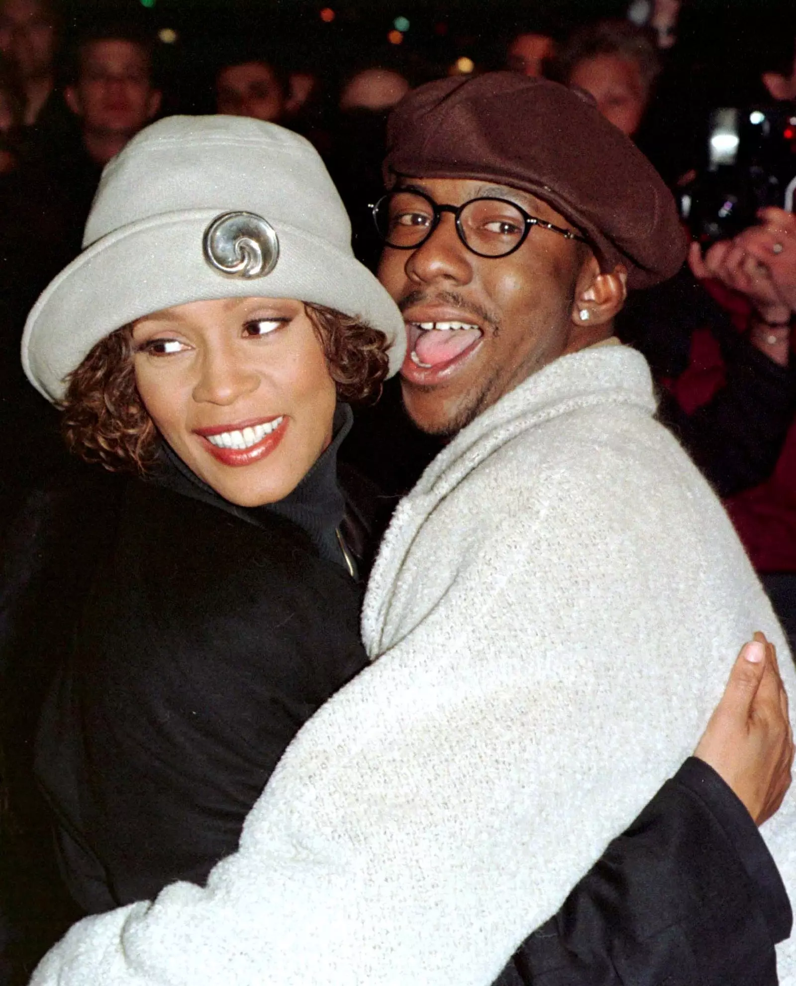 Whitney Houston niaraka tamin'i Bobby Brown tamin'ny premiere 'Cinderella' tamin'ny 1997.