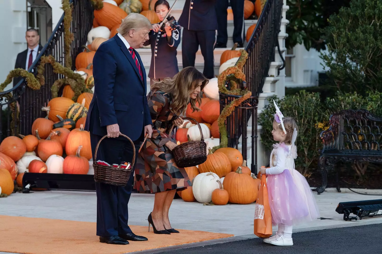 Ukuze anikeze izingane uswidi, uMelania Trump ugqoka njengaye ku-Halloween.