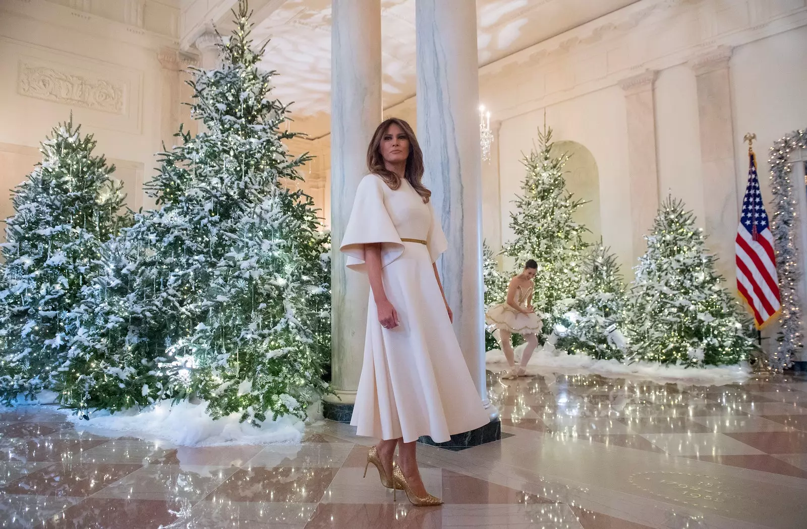 Melania Trump, 2017 Noel süslerini sergilemek için Beyaz Saray'ın koridorlarında yürüyor.