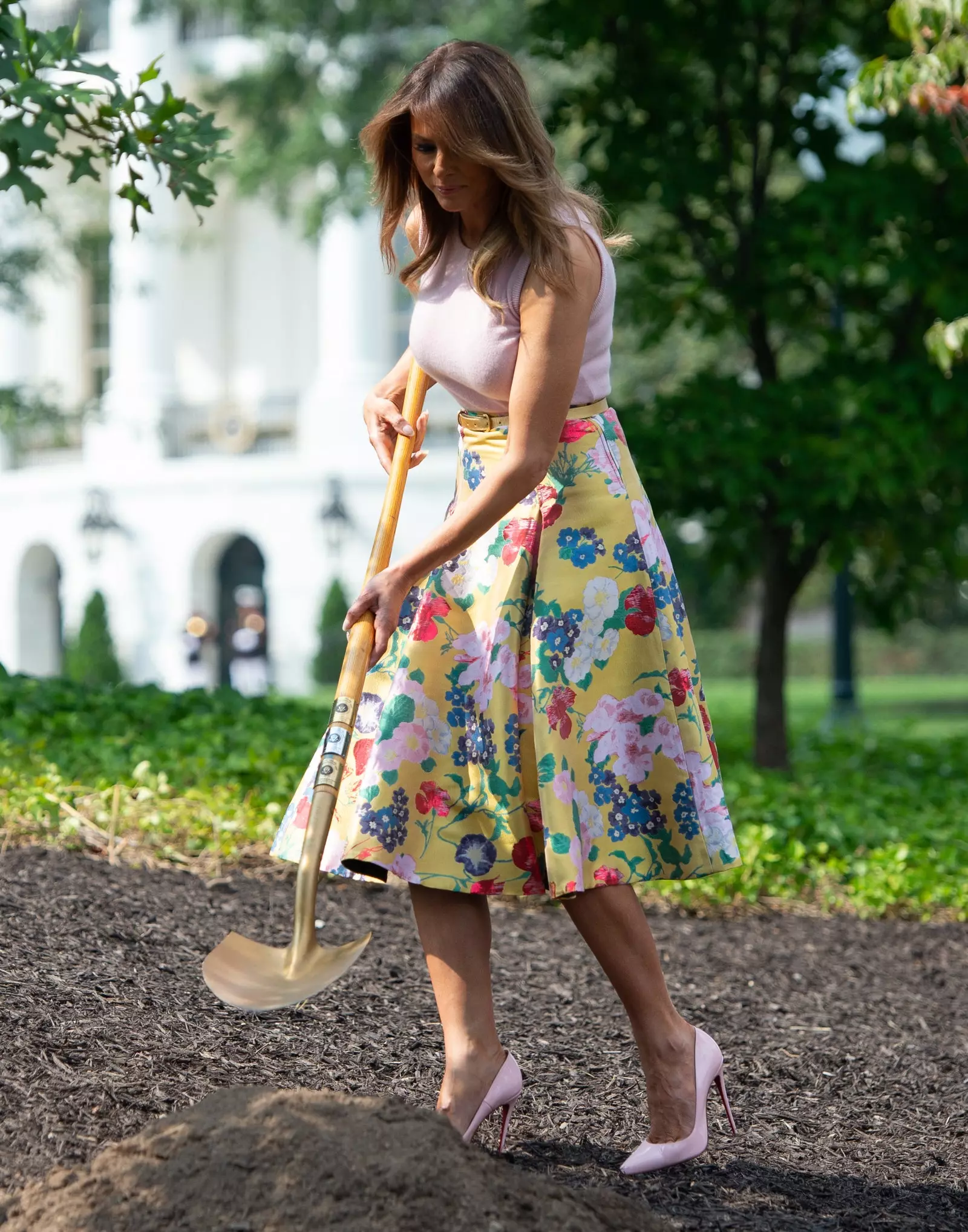 Ehlobo lika-2018, wayesevele esebenza engadini e-White House ezithendeni zikaChristian Louboutin.